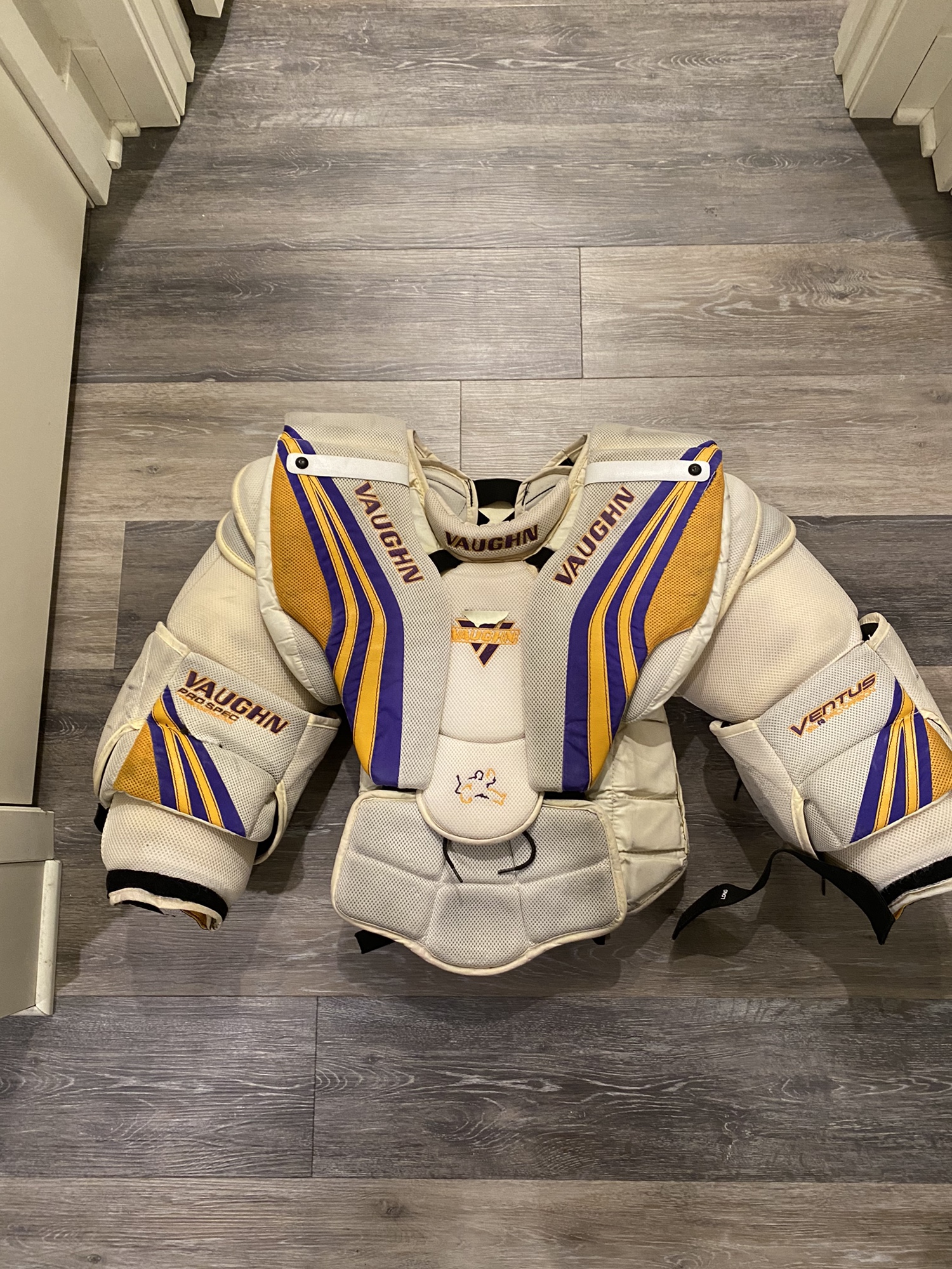 Used Large Vaughn Ventus SLR Pro Carbon Goalie Chest Protector ...