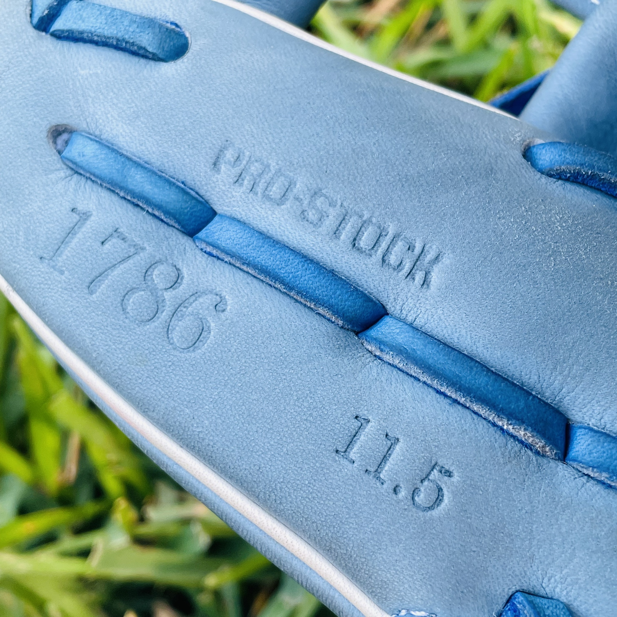 Wilson A2000 Autism Awareness 1786 11.5 Inch Baseball Glove | SidelineSwap