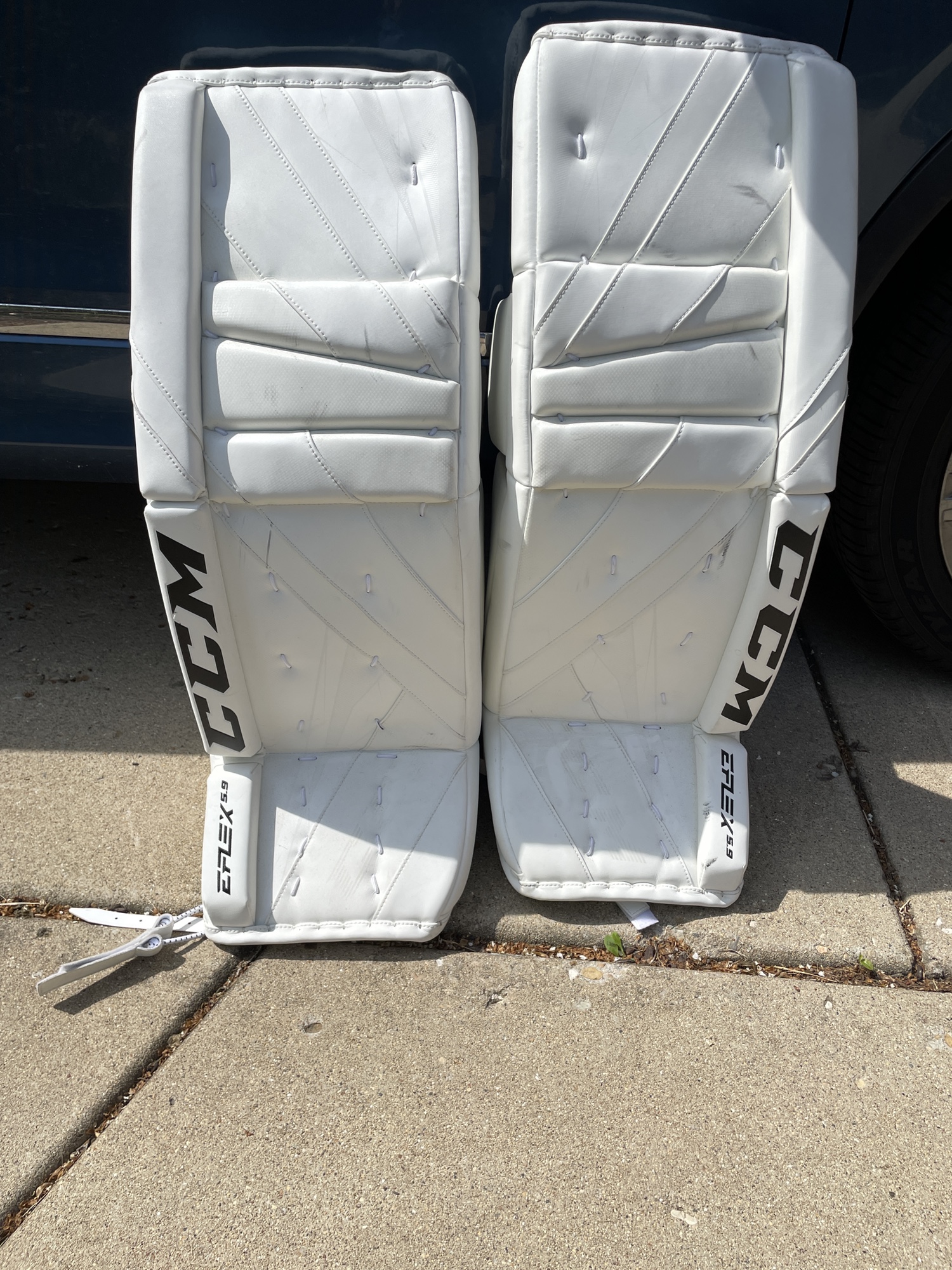 33" + 1 CCM Eflex 5.9 Goalie Leg Pads | SidelineSwap