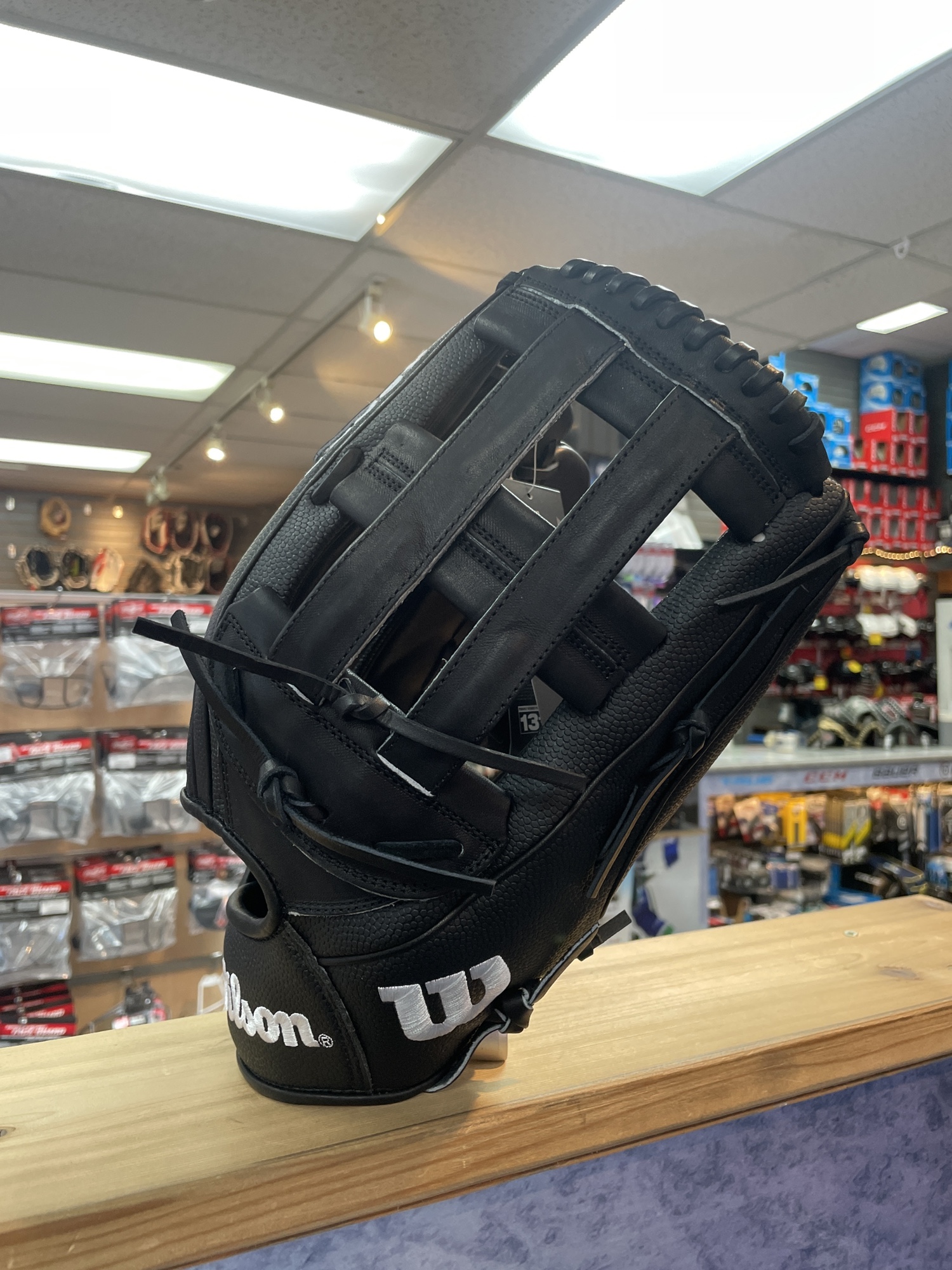 New Right Hand Throw 14" A2000 Baseball Glove | SidelineSwap