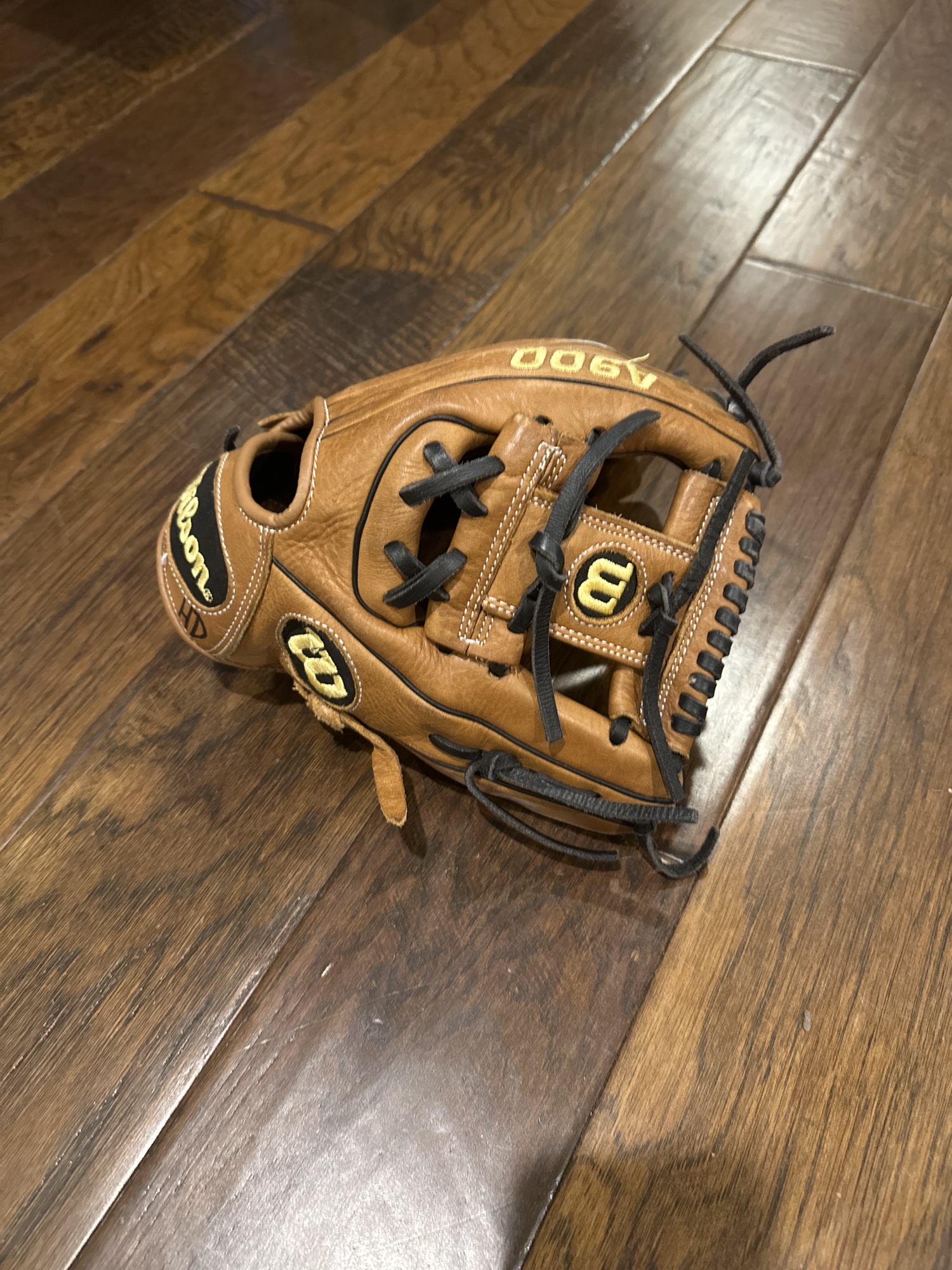 Right Hand Throw 11.5" A900 Baseball Glove | SidelineSwap