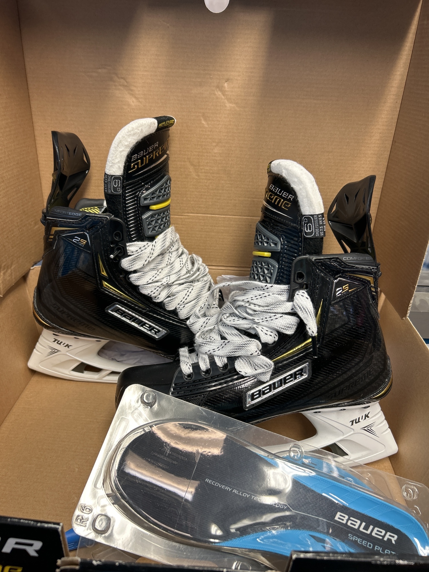 New Bauer Regular Width Size 6 Supreme 2S Pro Hockey Skates | SidelineSwap