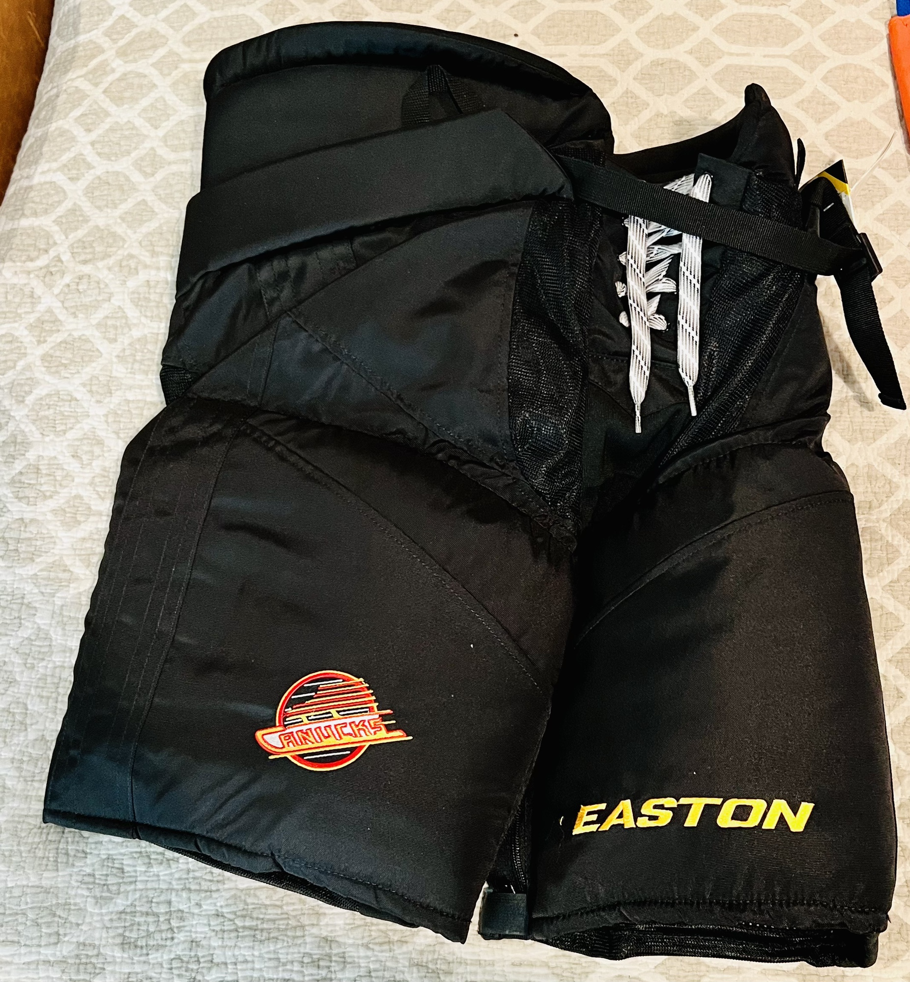 Vancouver Canucks Retro hockey pants | SidelineSwap