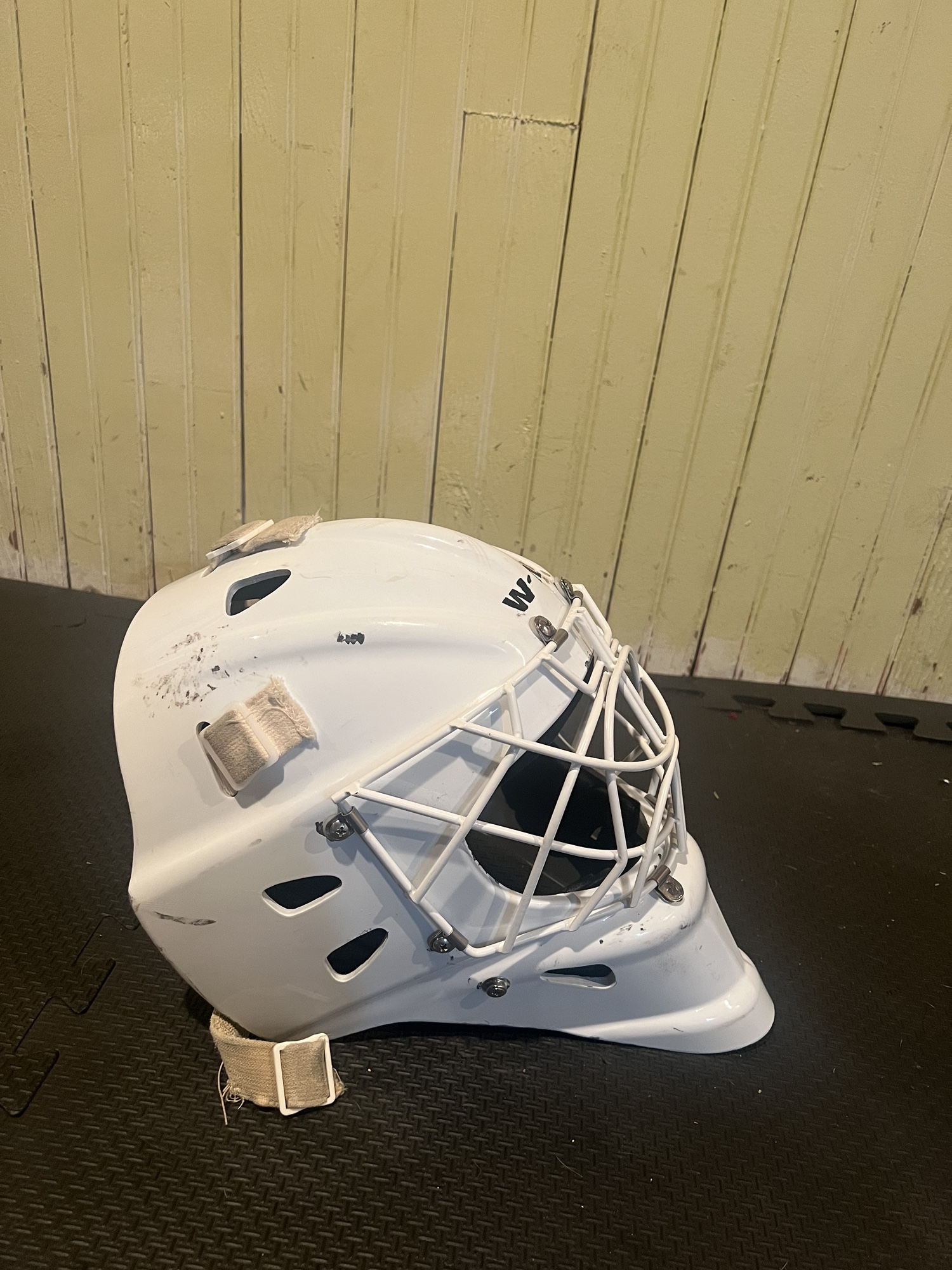 Senior Wall W4 Goalie Mask | SidelineSwap