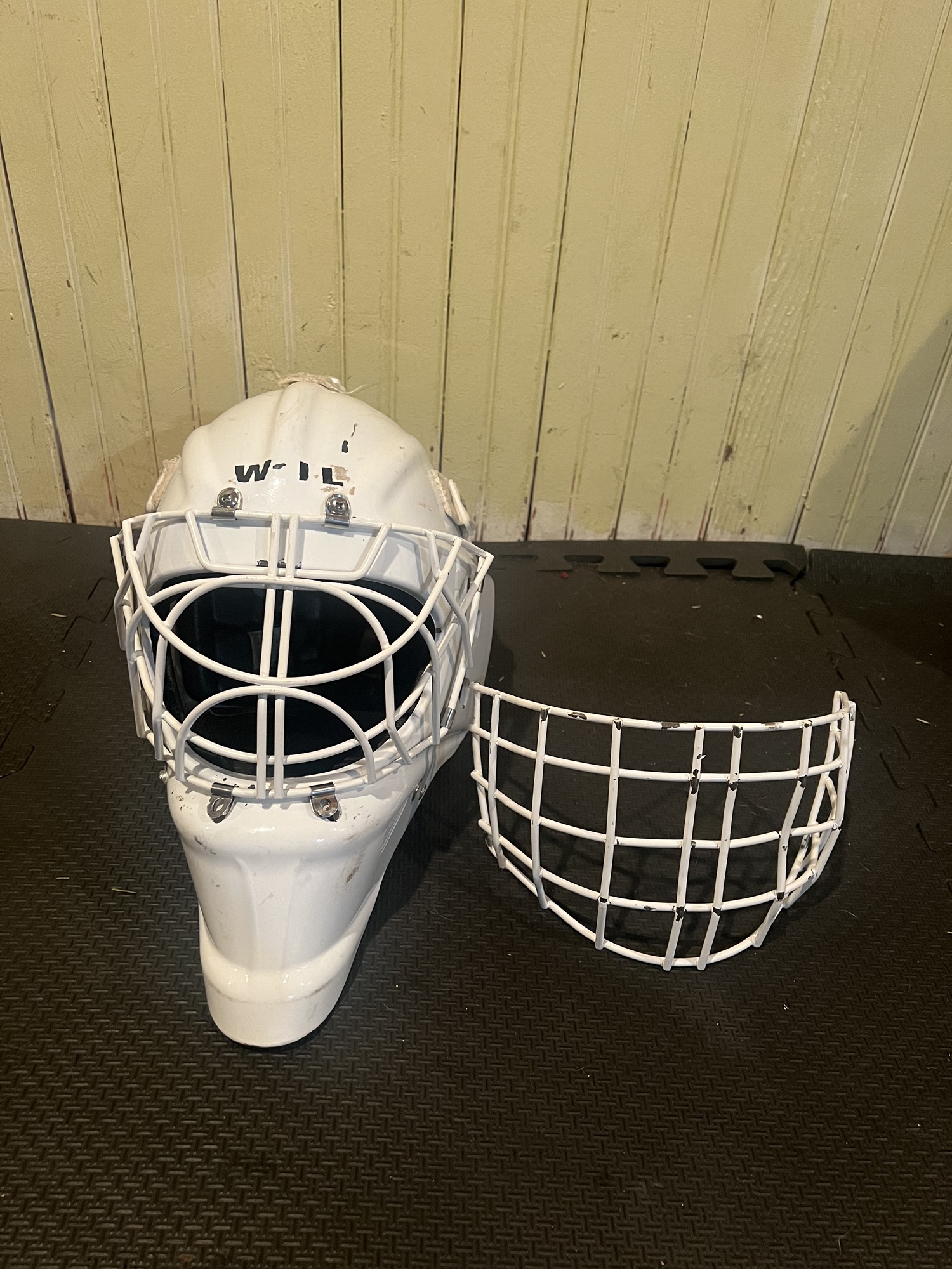 Senior Wall W4 Goalie Mask | SidelineSwap