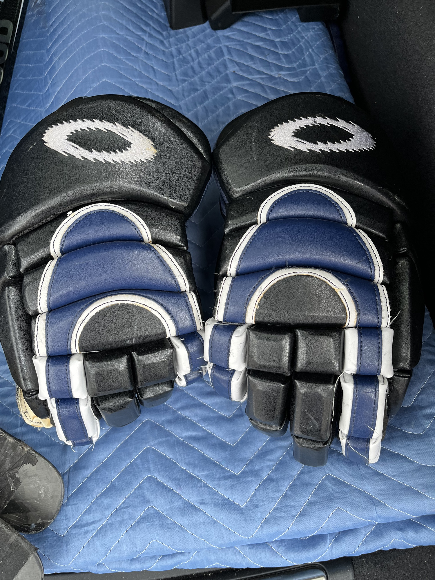 Oakley Mace hockey gloves | SidelineSwap