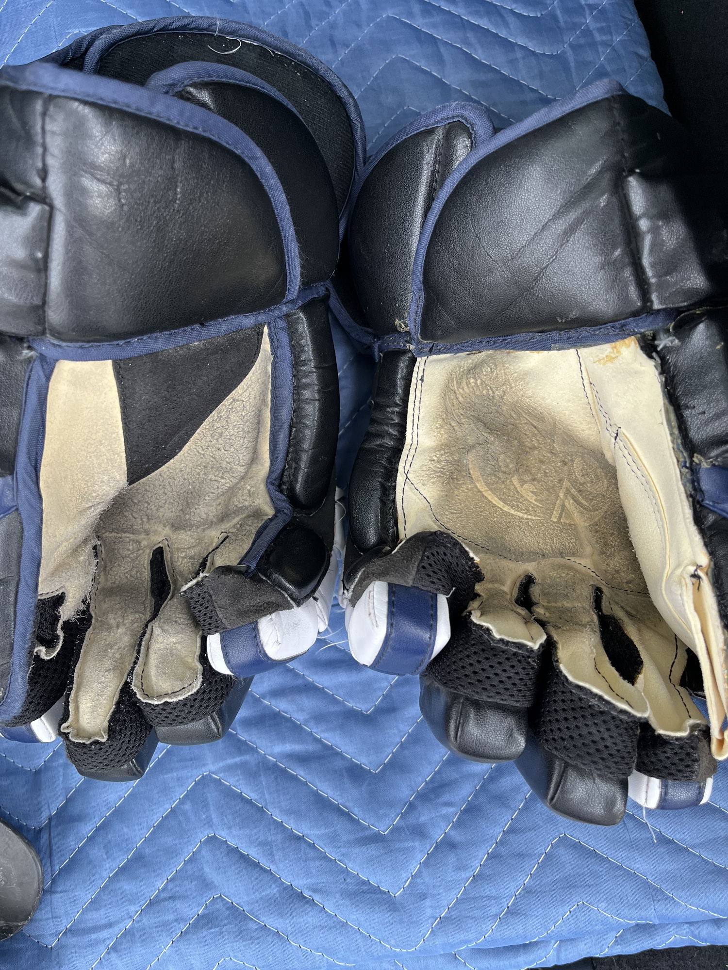 Oakley Mace hockey gloves | SidelineSwap
