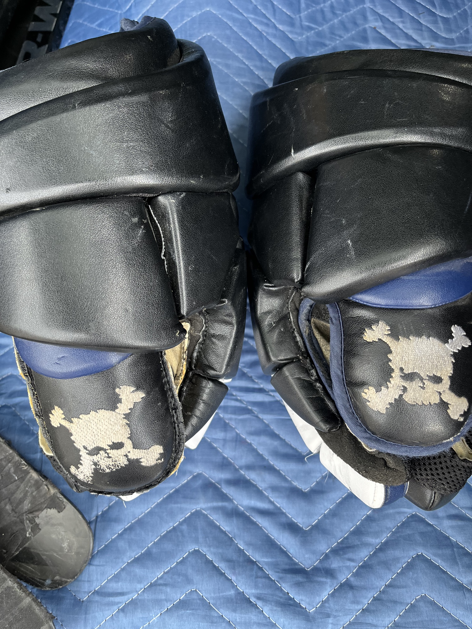 Oakley Mace hockey gloves | SidelineSwap