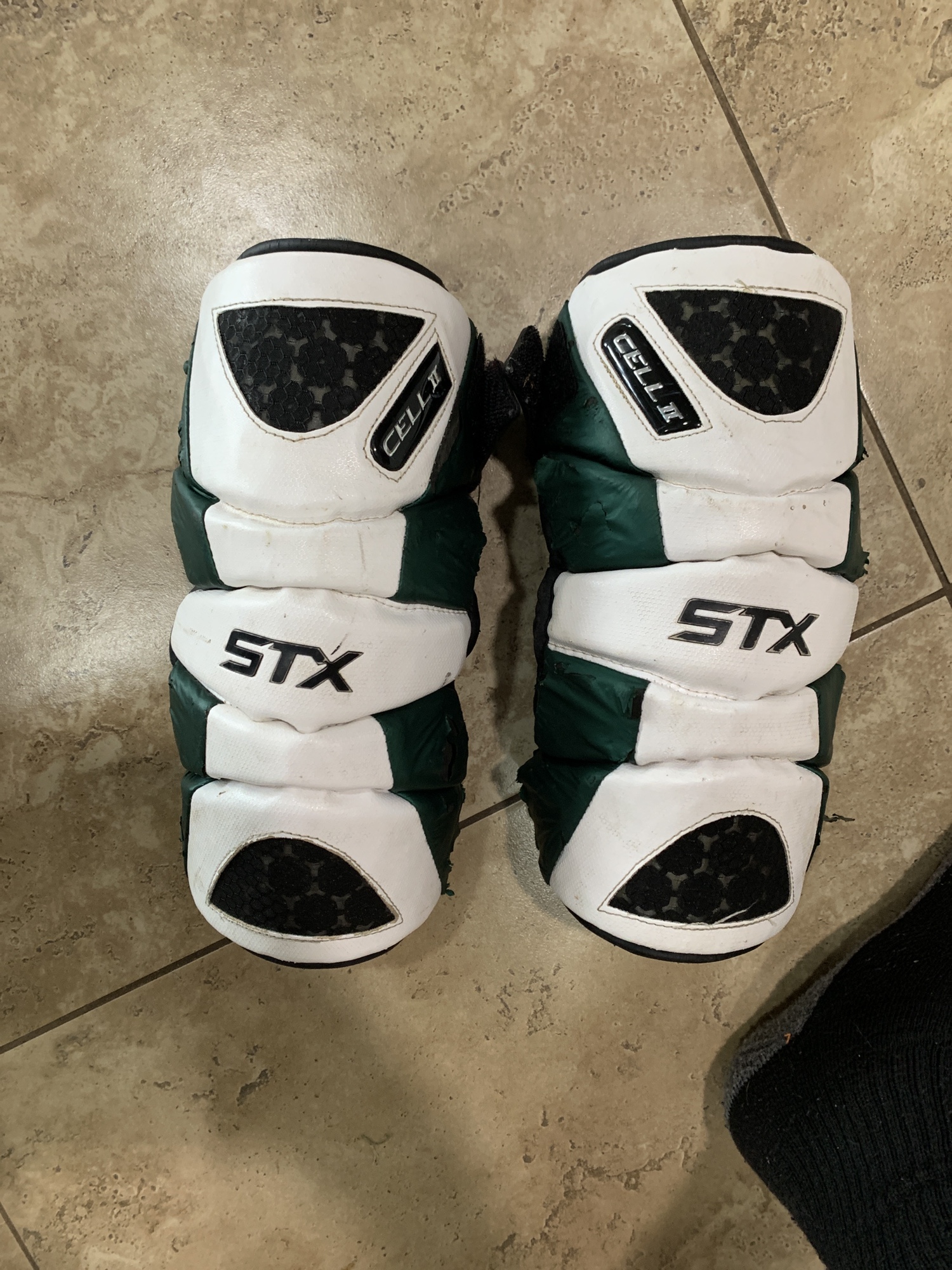 Used Medium STX Cell II Arm Pads | SidelineSwap