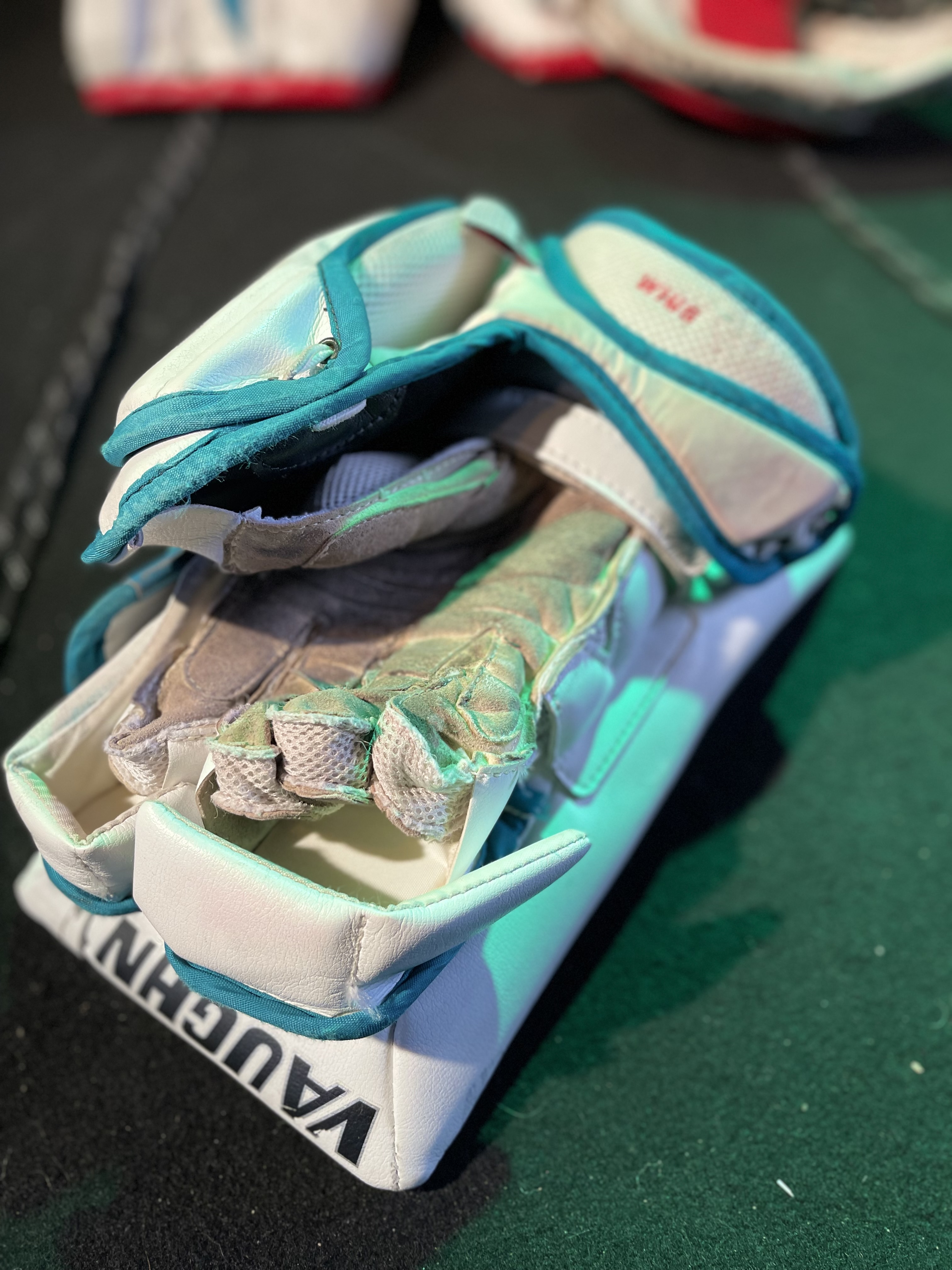 Used 34" Regular Vaughn Velocity V5 Goalie Full Set Pro Stock ...