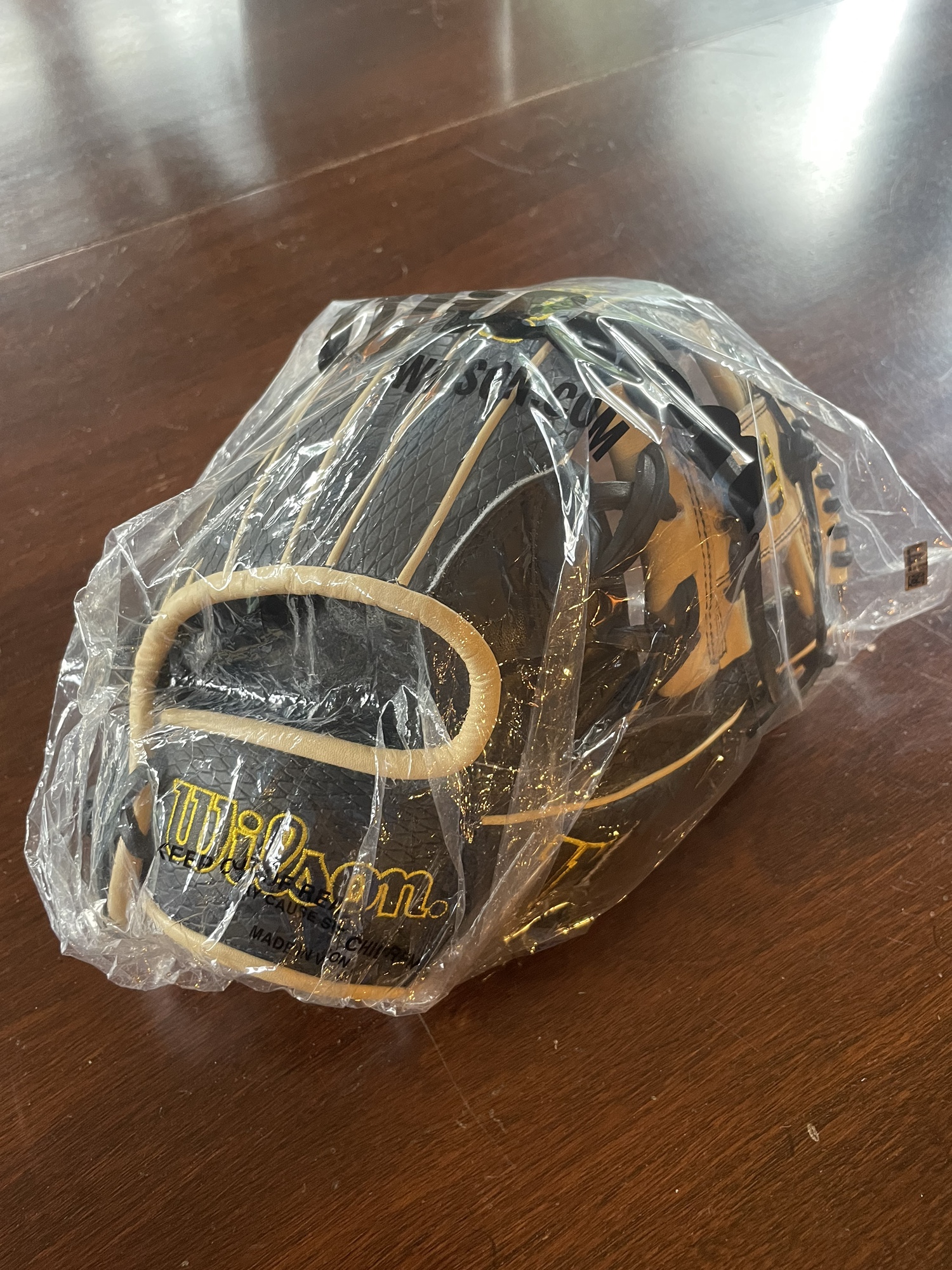 New Right Hand Throw 11.75" A2000 Baseball Glove | SidelineSwap