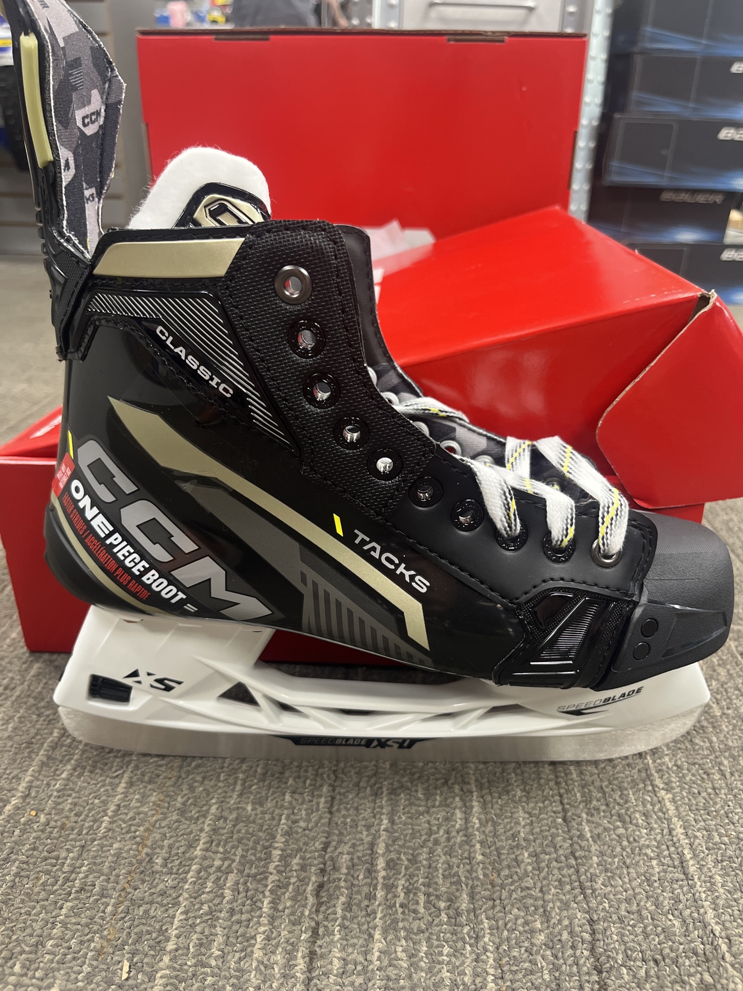 New Senior Ccm Tacks Classic Size 8.5 Regular | SidelineSwap