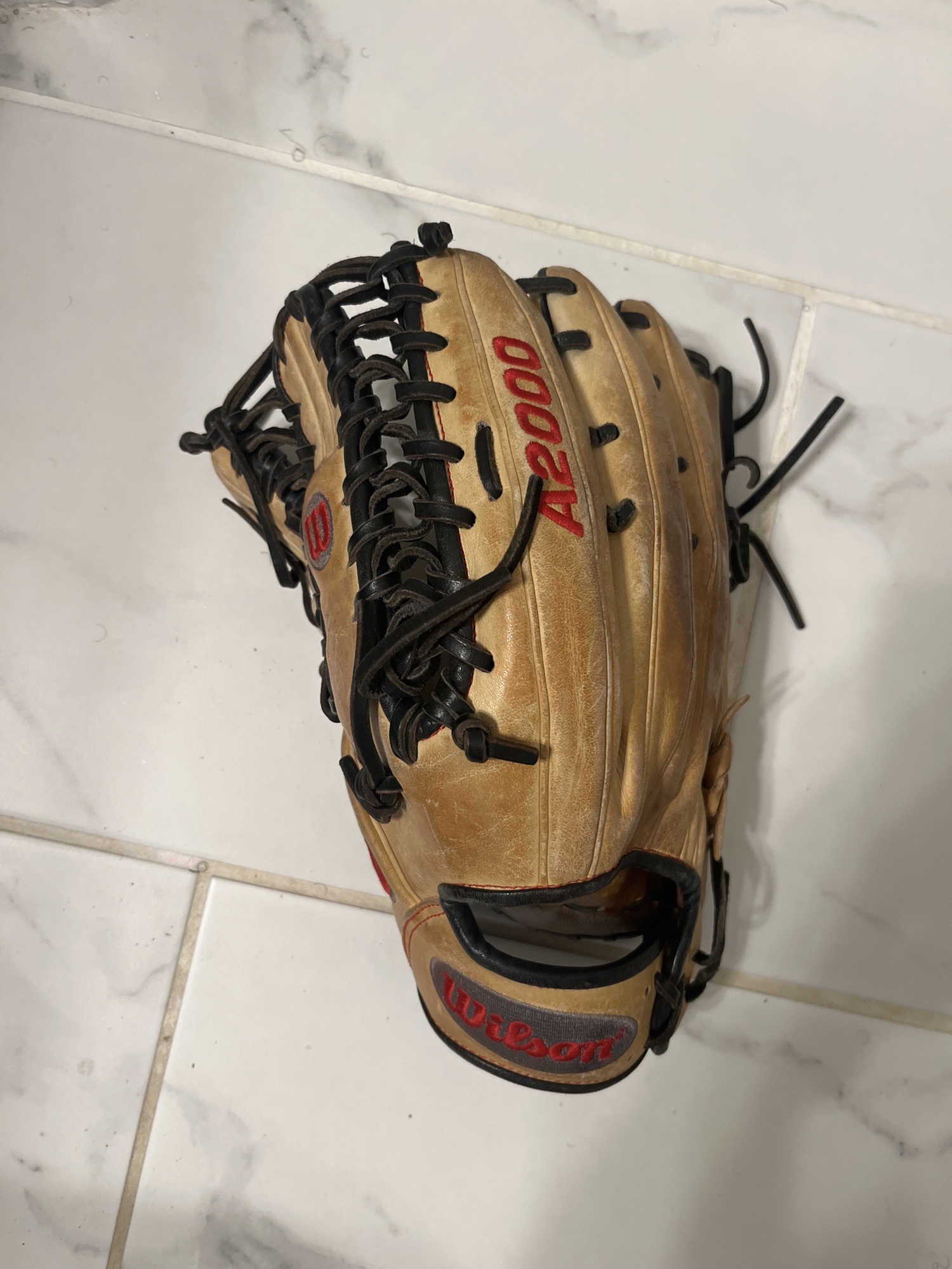 A2000 outfield baseball glove | SidelineSwap