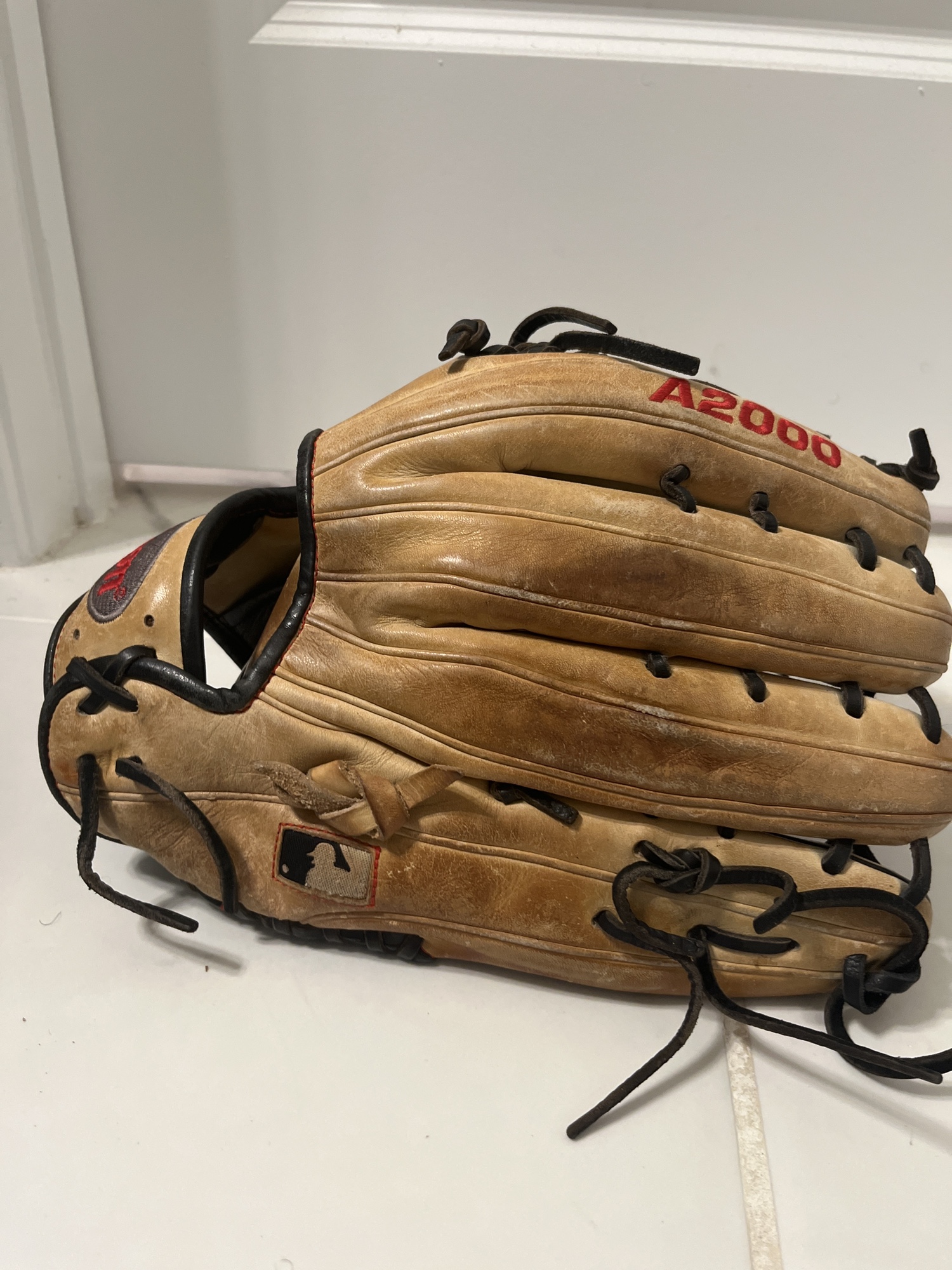 A2000 outfield baseball glove | SidelineSwap