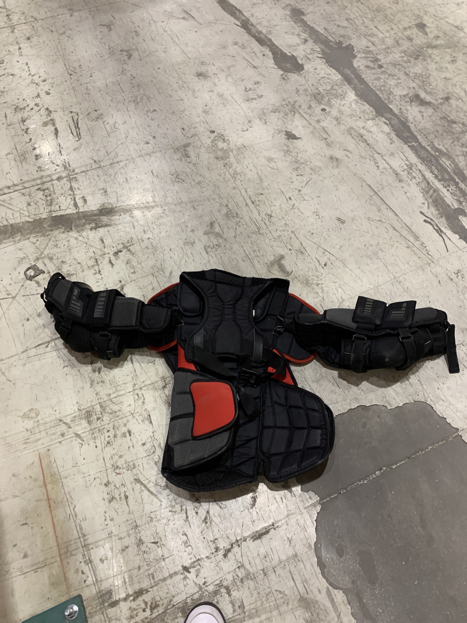 Used Large/Extra Large CCM Extreme Flex E2.5 Goalie Chest Protector ...