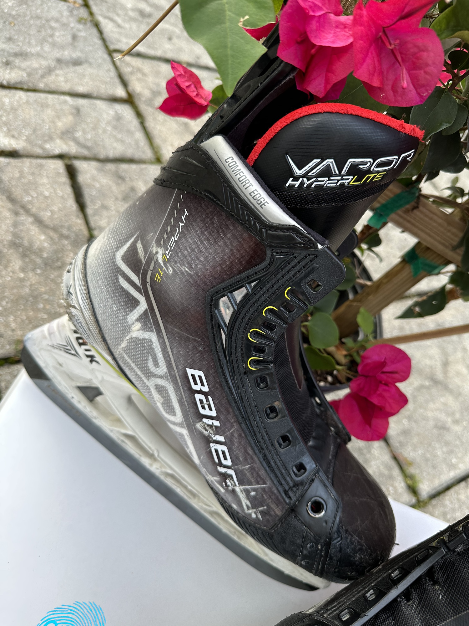 Bauer Vapor Hyperlite Size 8.5 Hockey Skates *WITH Pulse Ti Blades ...