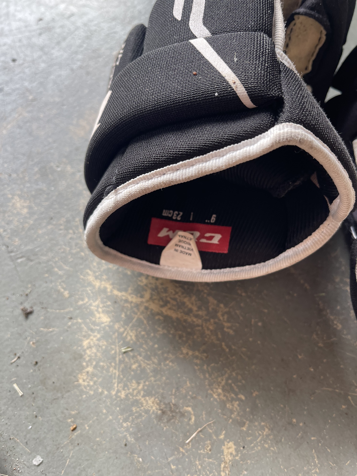 CCM 9" Tacks 4R2 Gloves | SidelineSwap