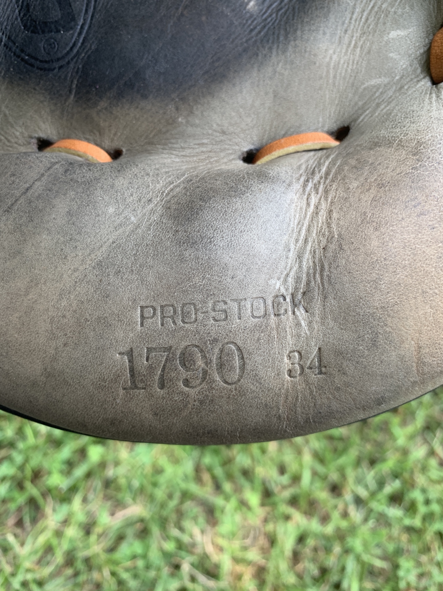 Reconditioned Wilson A2000 1790 Catcher’s Mitt 34” - RHT | SidelineSwap