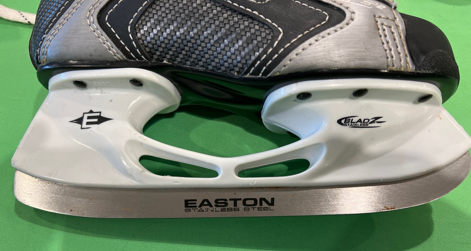 Used Junior Easton Synergy SE2 Hockey Skates Size 2.0D | SidelineSwap