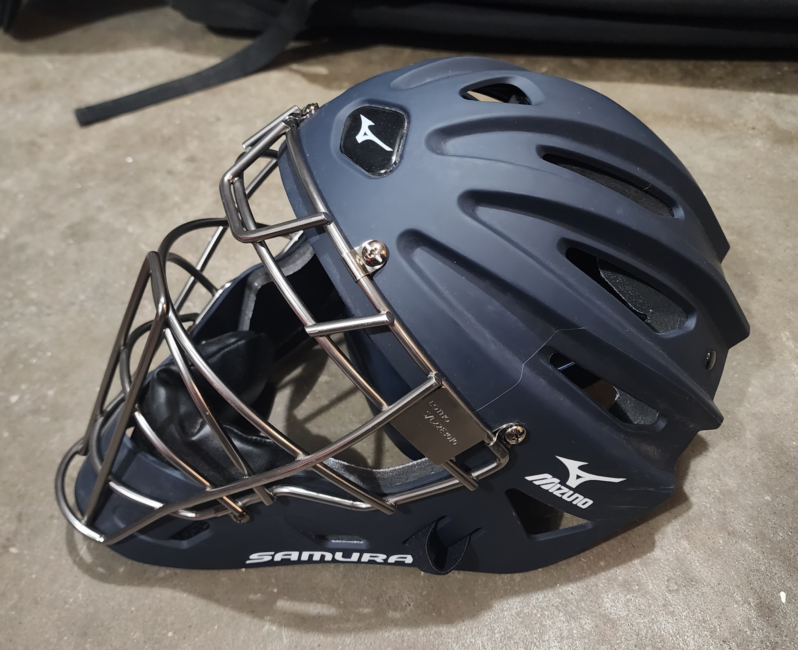 Like New Mizuno Samurai Catcher's Set & Mizuno Runbird Knee Savers ...