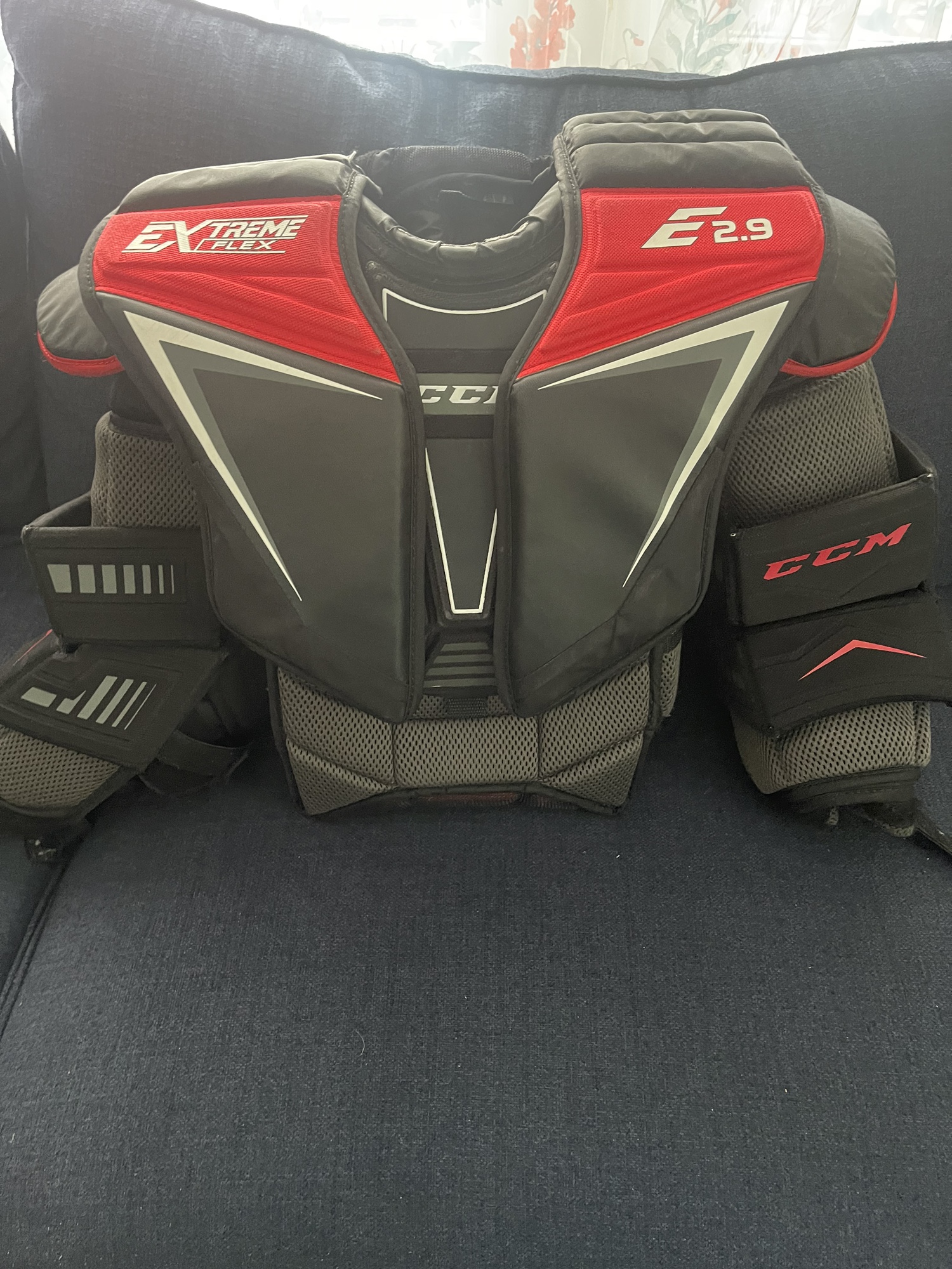 Used Small CCM Extreme Flex Shield E2.9 Goalie Chest Protector ...