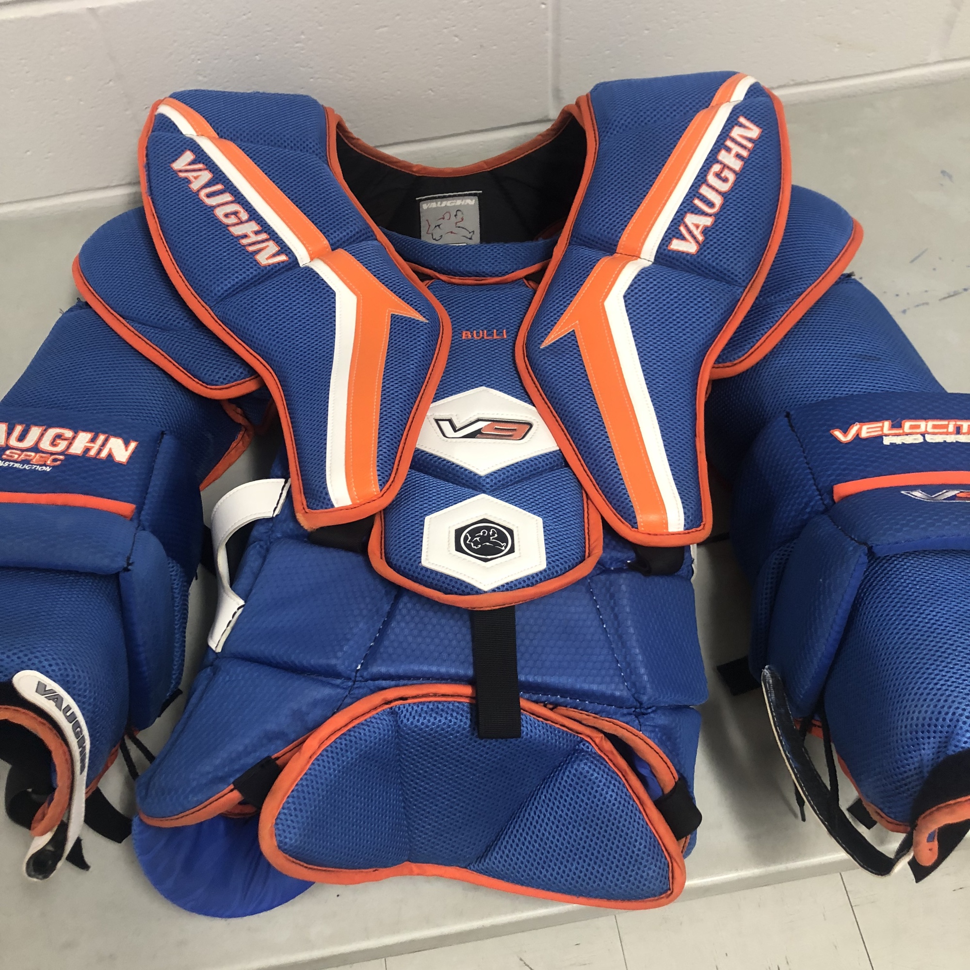 Nearly NEW Vaughn Velocity V9 Pro Carbon XL Chest Protector | SidelineSwap