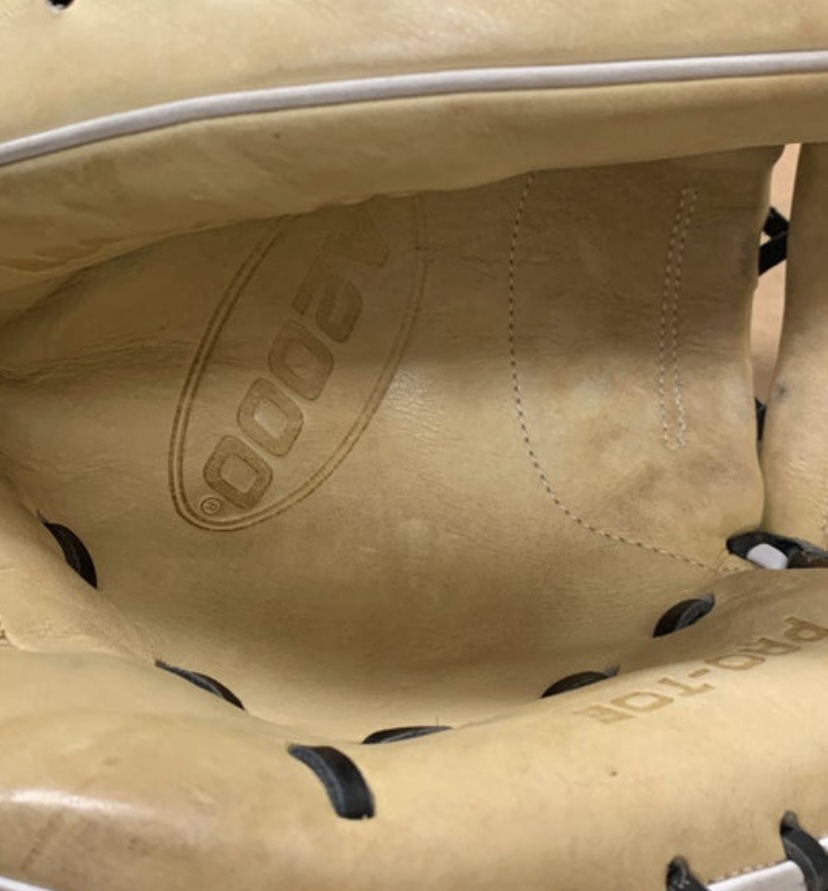 Right Hand Throw 33.5" A2000 M1 Baseball Glove | SidelineSwap