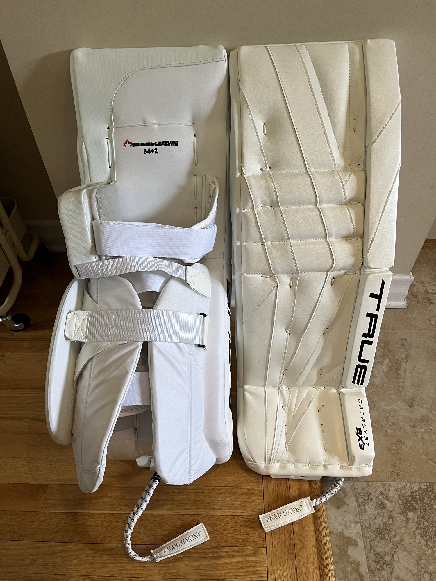 New 34" +2 True Catalyst 9X3 Goalie Pads | SidelineSwap