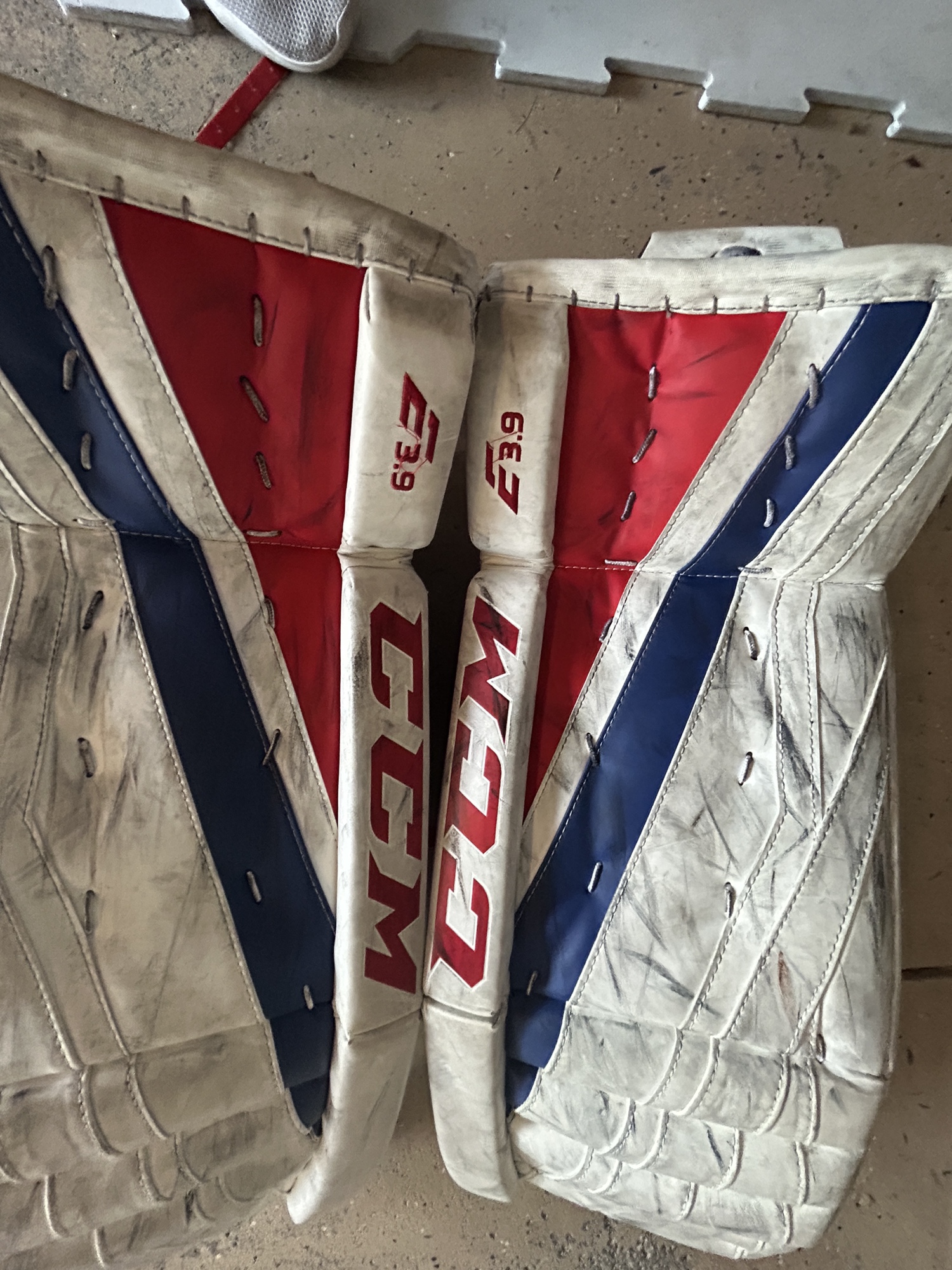 30 Ccm Extreme Flex E3 9 Goalie Leg Pads Sidelineswap