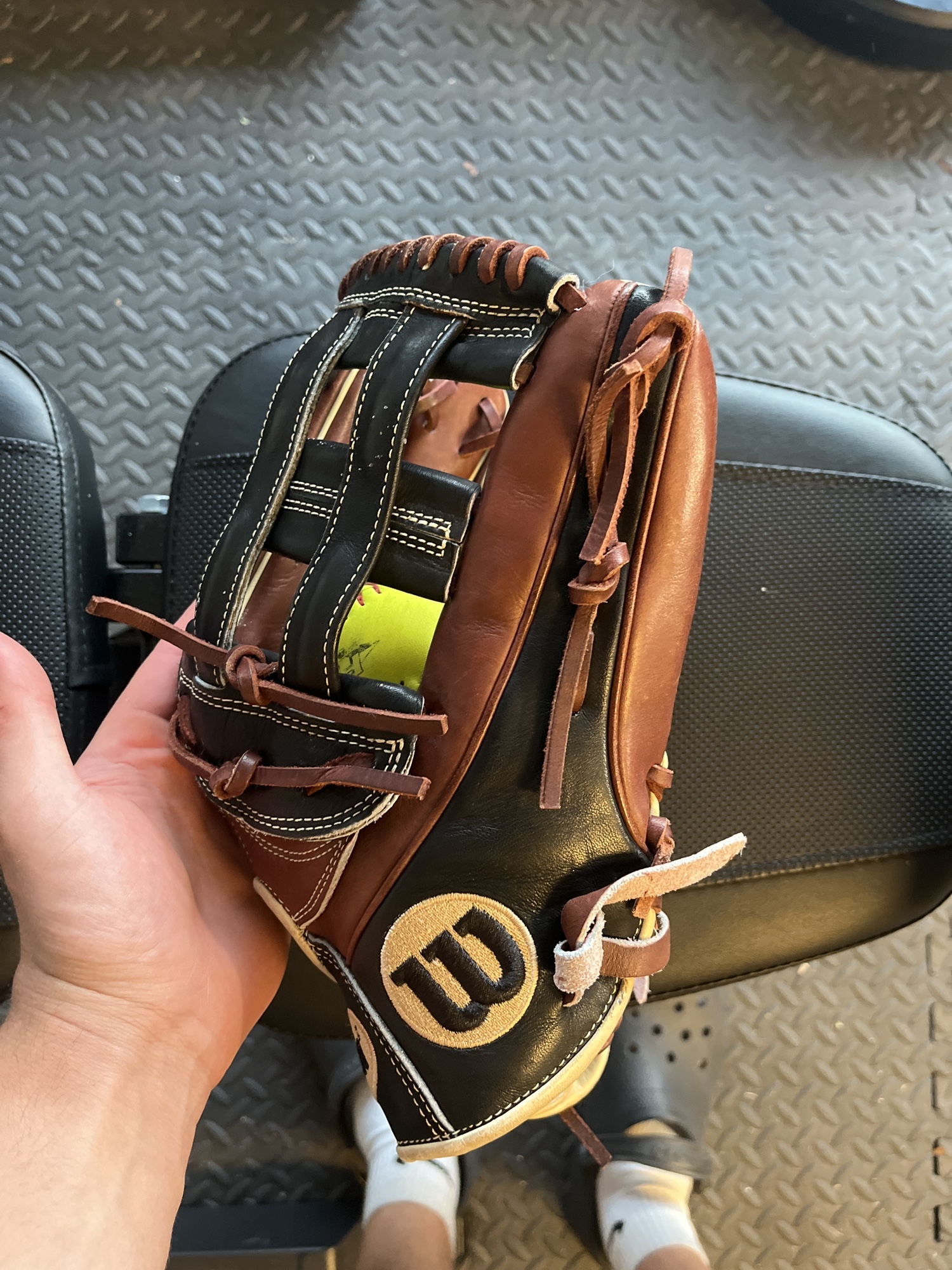 A2000 12.75 Outfielder Glove Men’s | SidelineSwap
