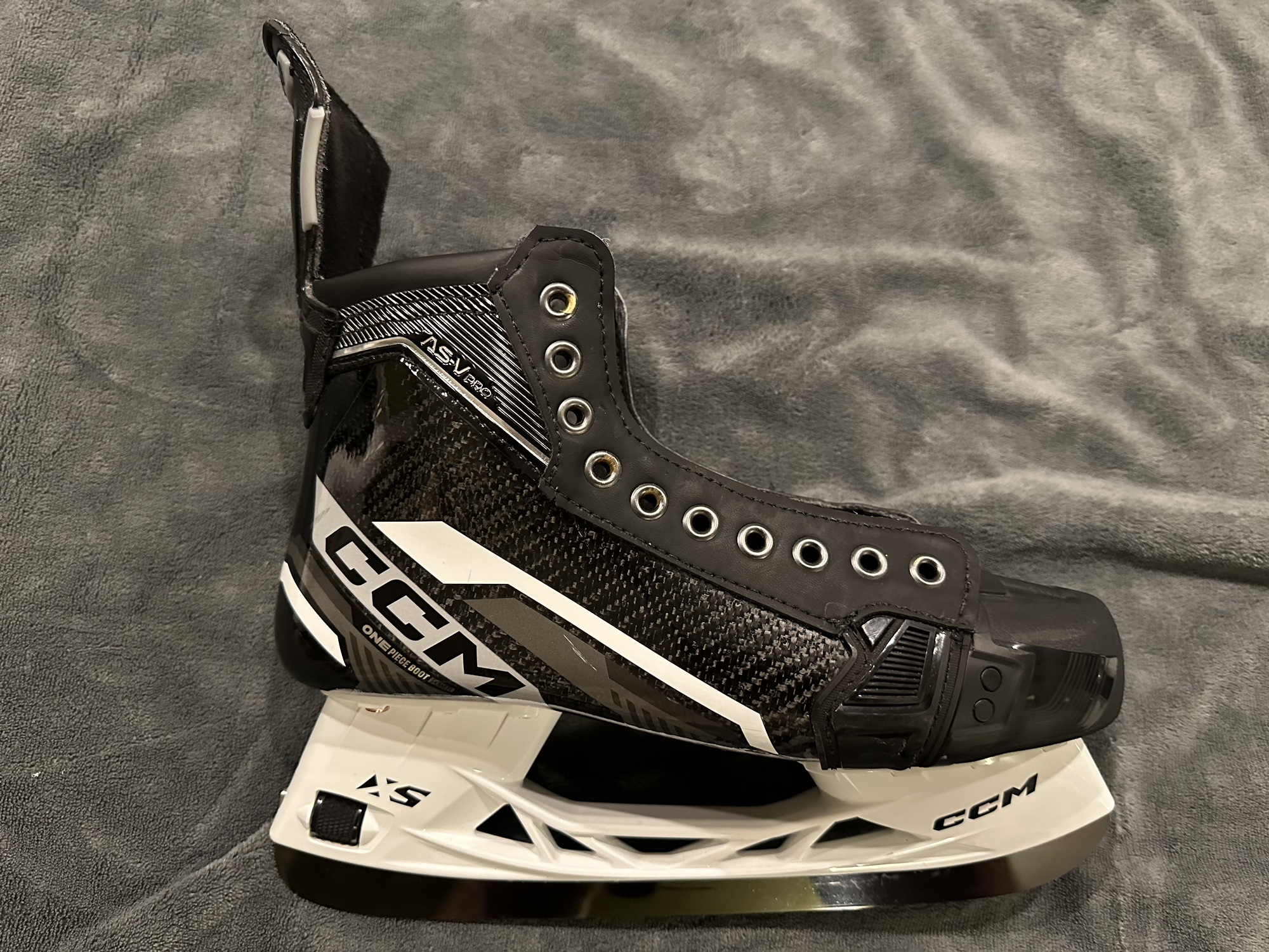 CCM Custom Size 9.5 AS-V Pro Hockey Skates | SidelineSwap
