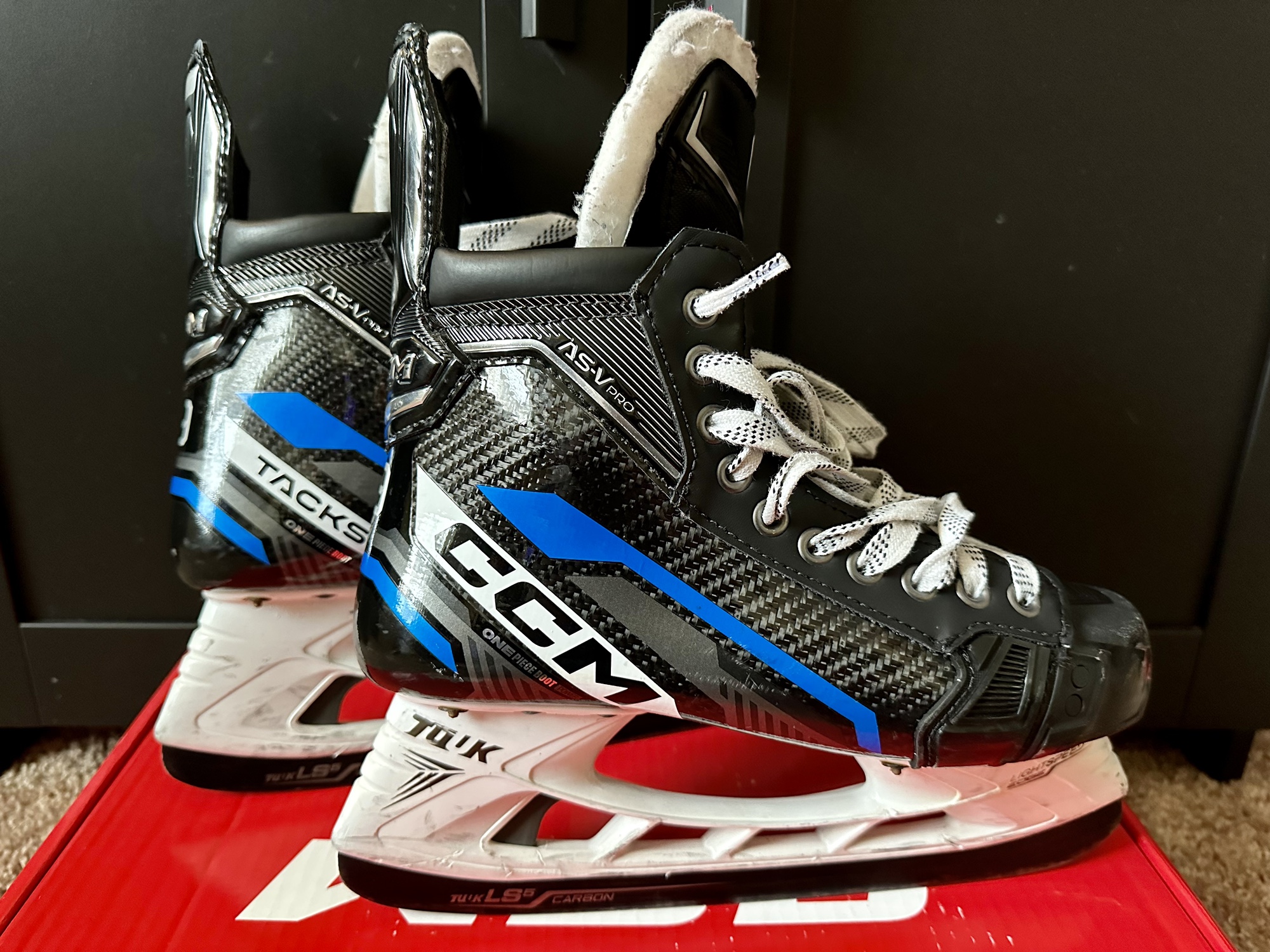 Custom CCM AS-V Pro Skates w/ Extra Steel, Sole Inserts And Covers ...