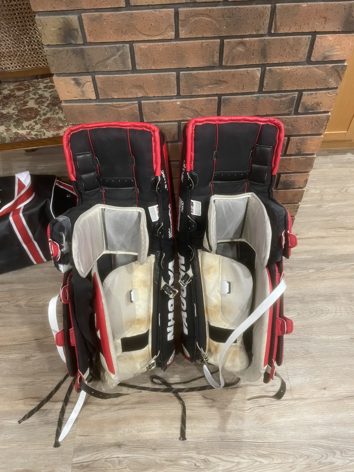 35" Vaughn Velocity V4 Goalie Leg Pads and Glove/Blocker | SidelineSwap