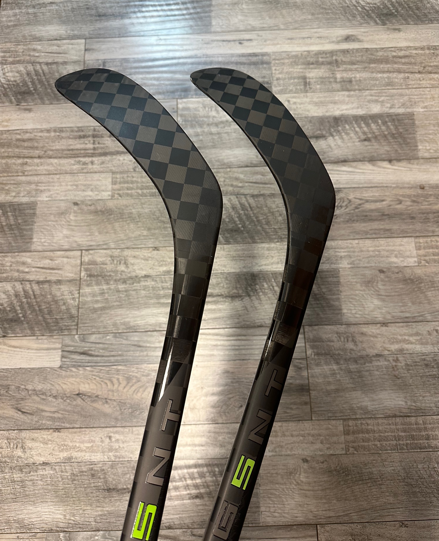 NEW! 2 PACK- 2x 77 Flex Right Hand P28 Ag5nt Hockey Sticks | SidelineSwap