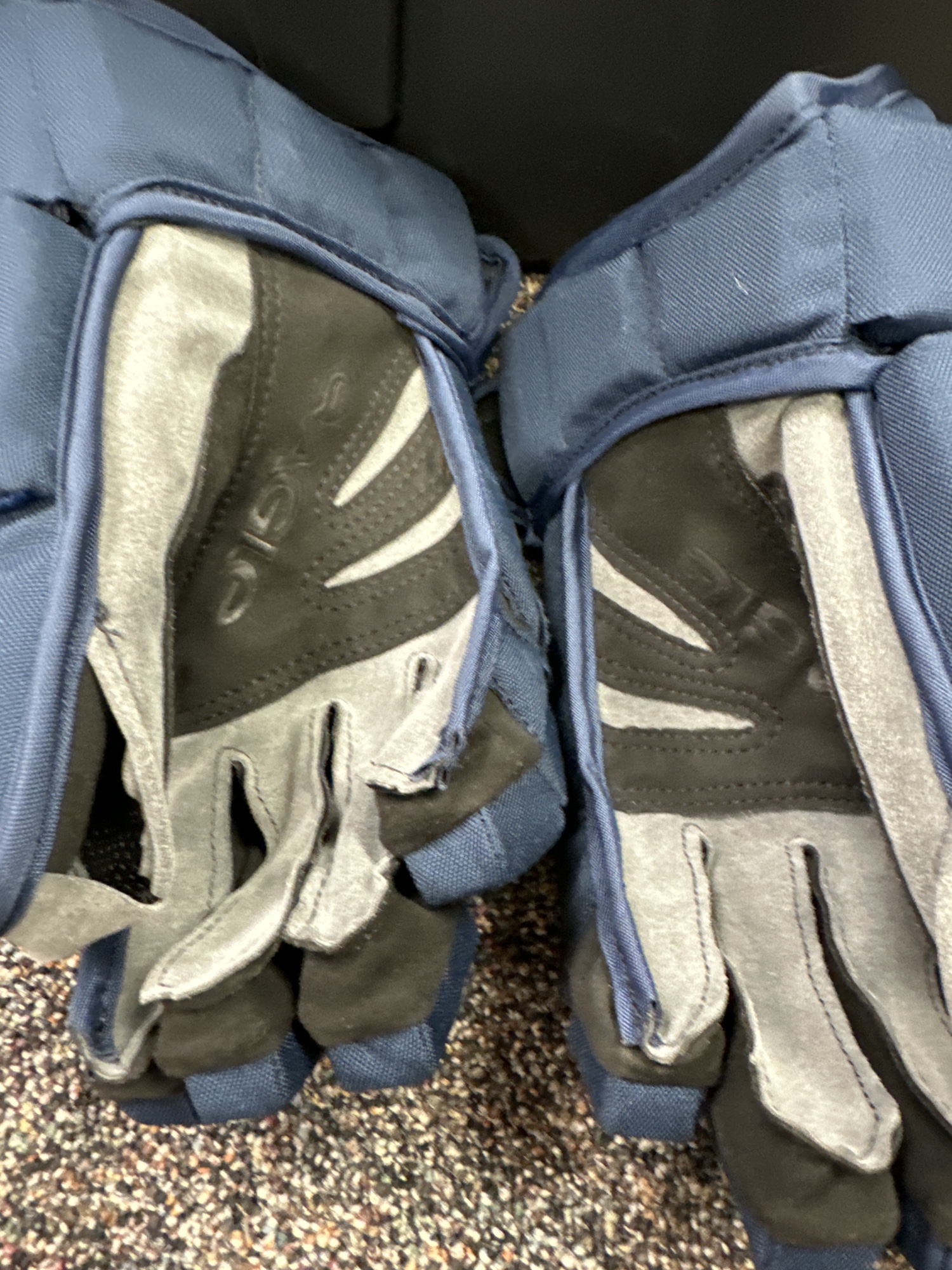 Eagle 13" Aero Gloves | SidelineSwap
