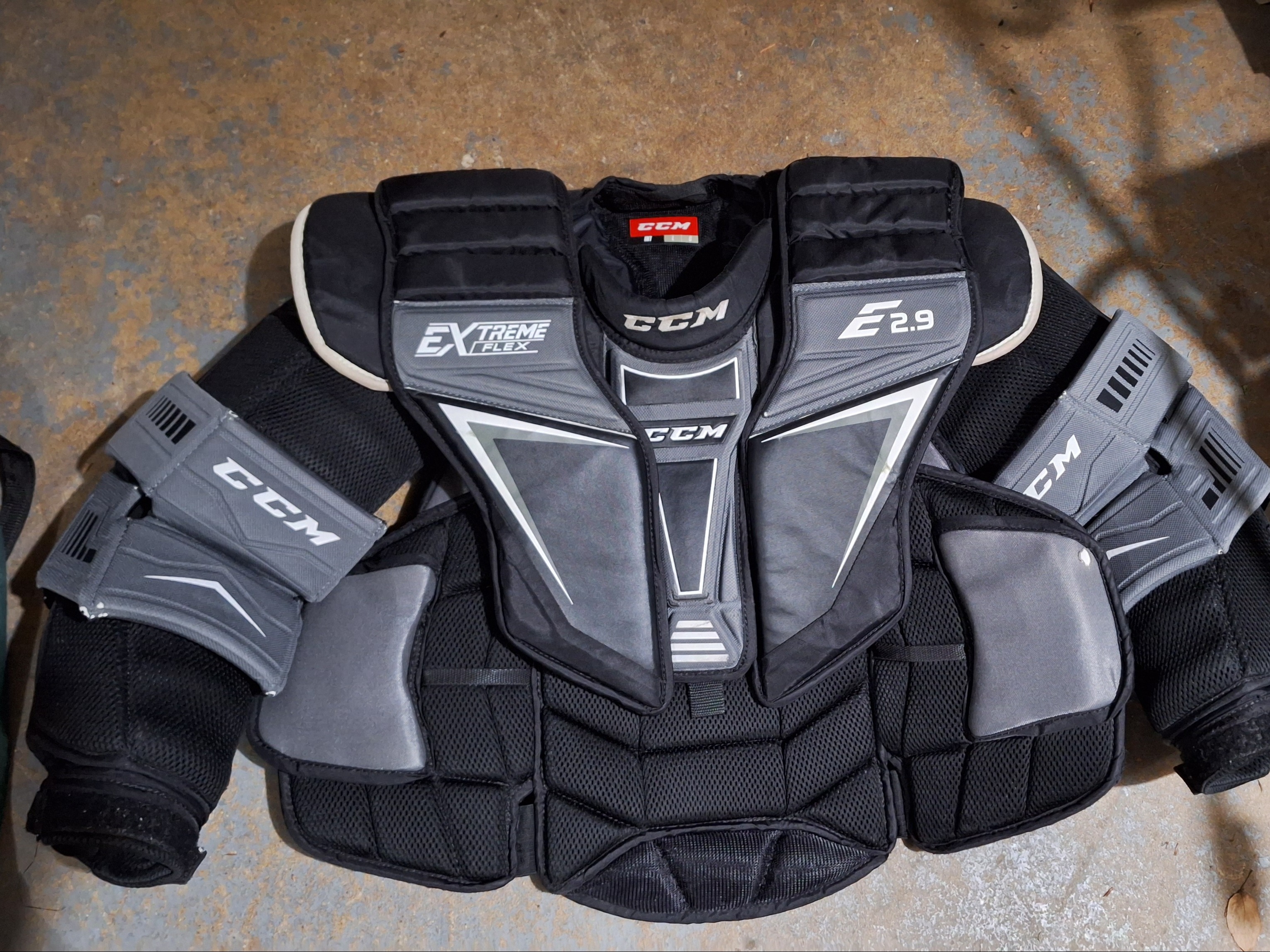 Used Large CCM Extreme Flex Shield E2.9 Goalie Chest Protector ...