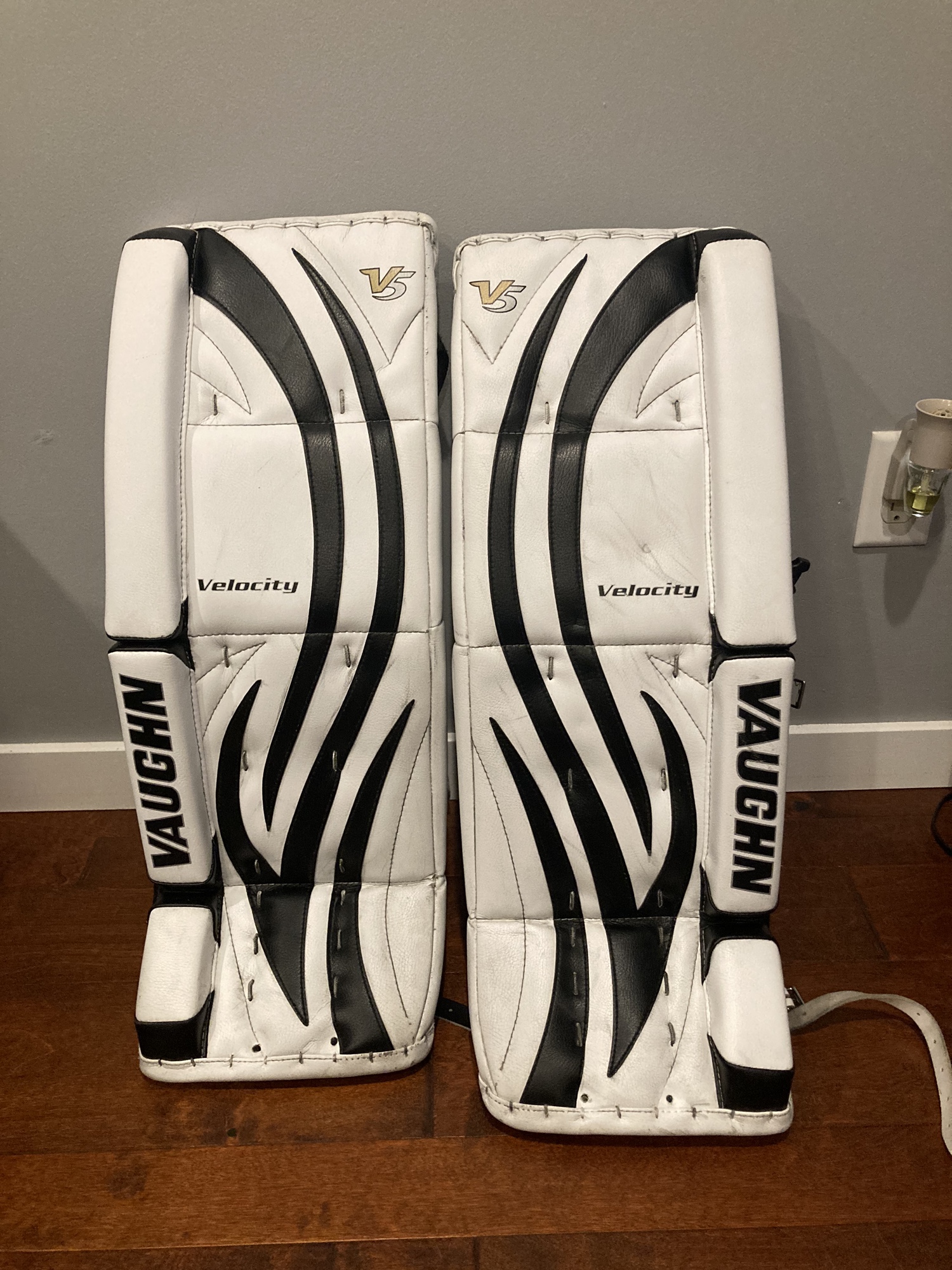 29" Vaughn Velocity V5 Goalie Leg Pads | SidelineSwap