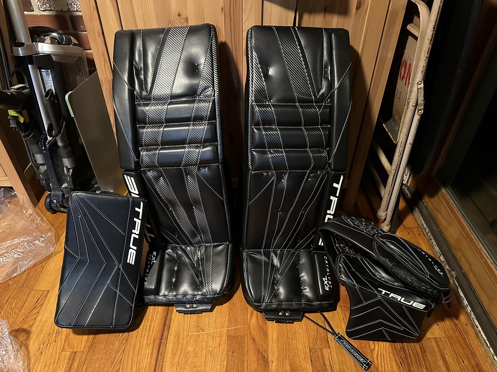 True catalyst 7x3 goalie pad set | SidelineSwap