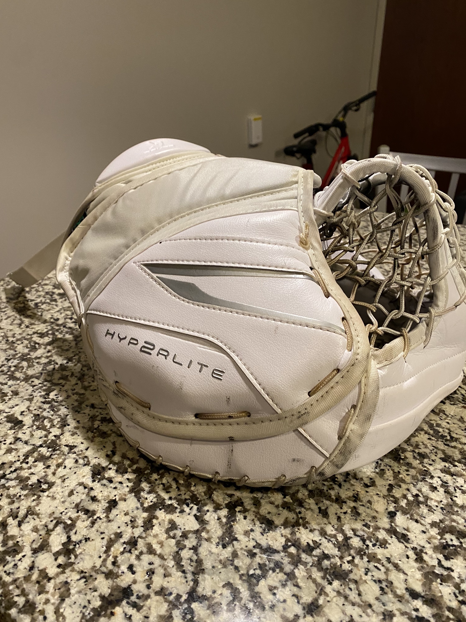 Full Right Bauer Hyperlite 2 Goalie Gloves | SidelineSwap