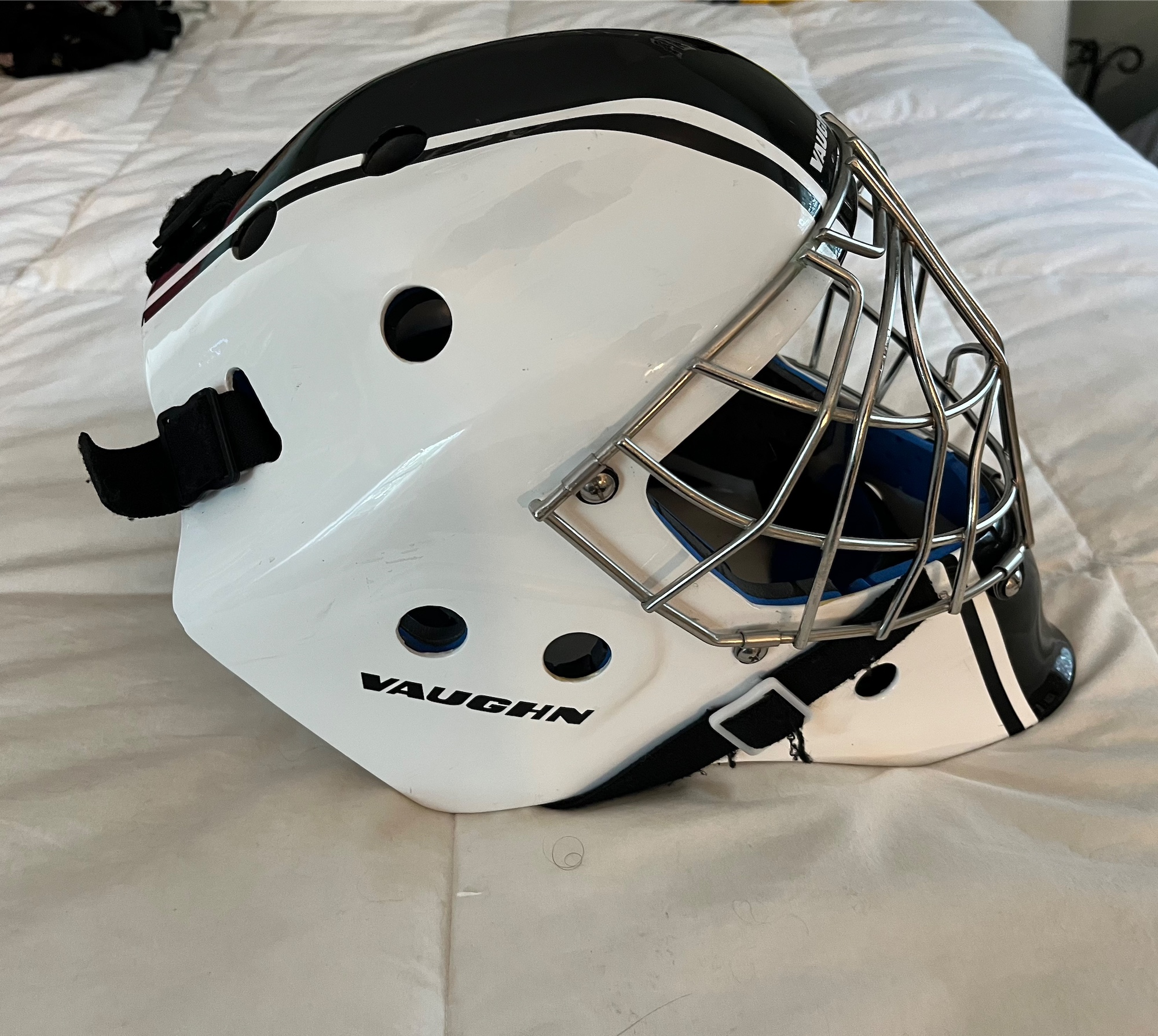 Vaughn VM Pro Velocity Senior Goal Mask With Cat Eye Cage | SidelineSwap