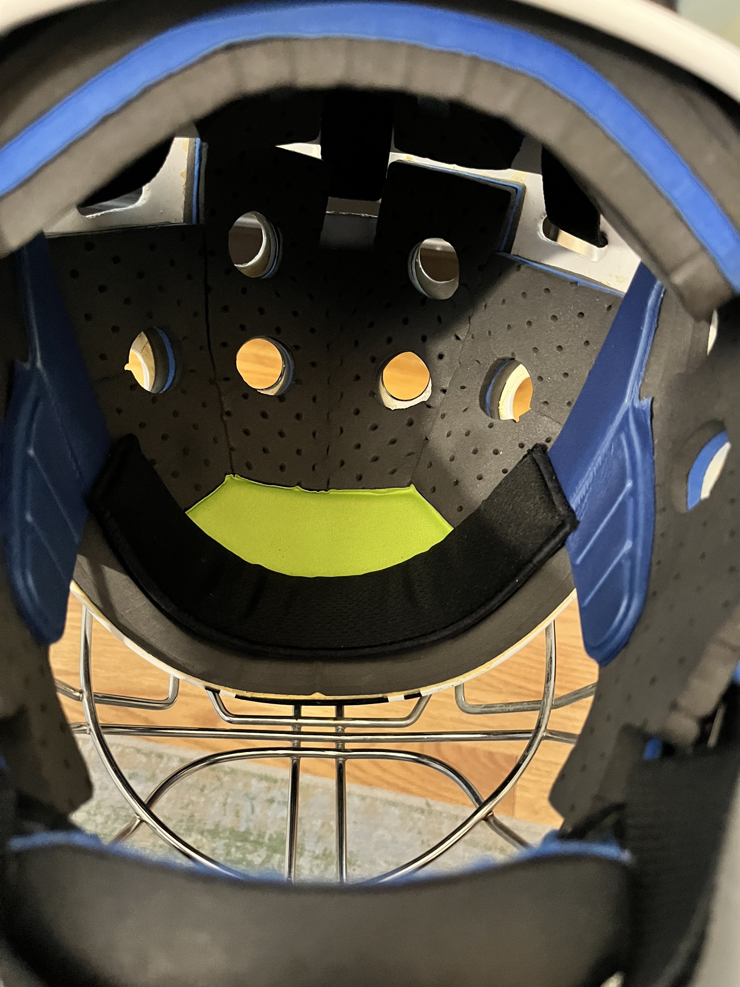 Vaughn VM Pro Velocity Senior Goal Mask With Cat Eye Cage | SidelineSwap