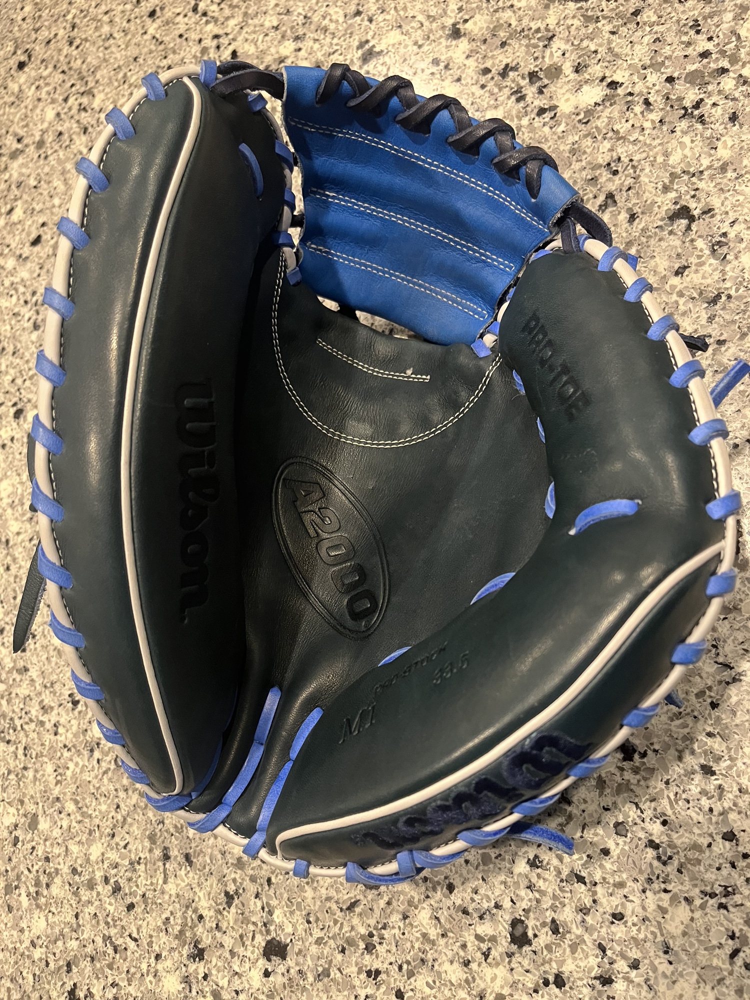New Right Hand Throw 33.5" A2000 Baseball Glove | SidelineSwap