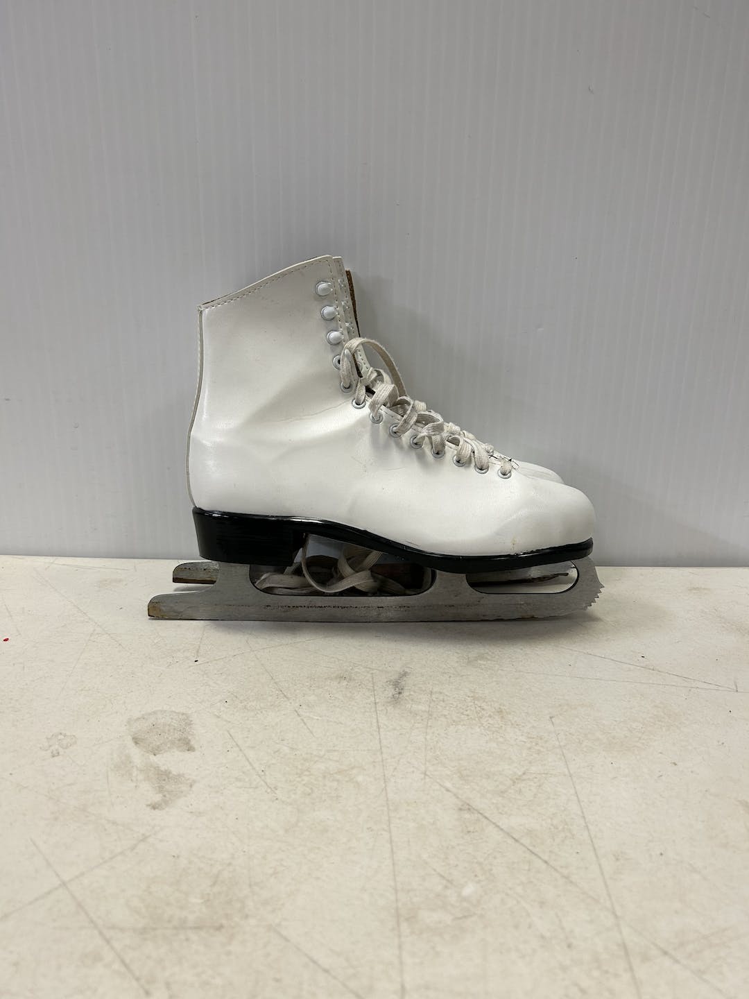 Used Lange White Figure Skate Senior 8 Women's Figure Skates | SidelineSwap