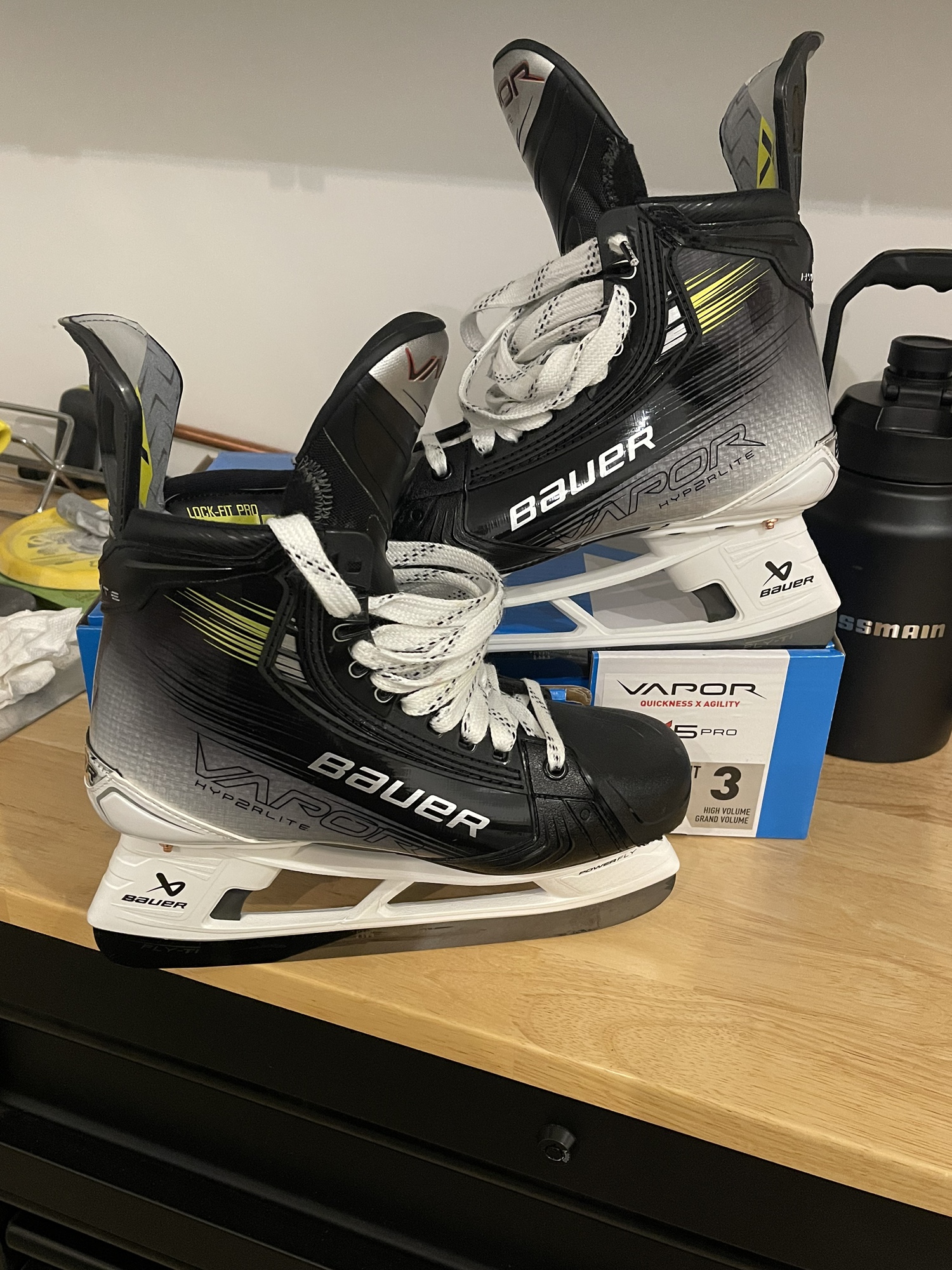 Used: BAUER - SIZE 9 VAPOR HYPERLITE 2 - WIDE FIT - HOCKEY SKATES ...