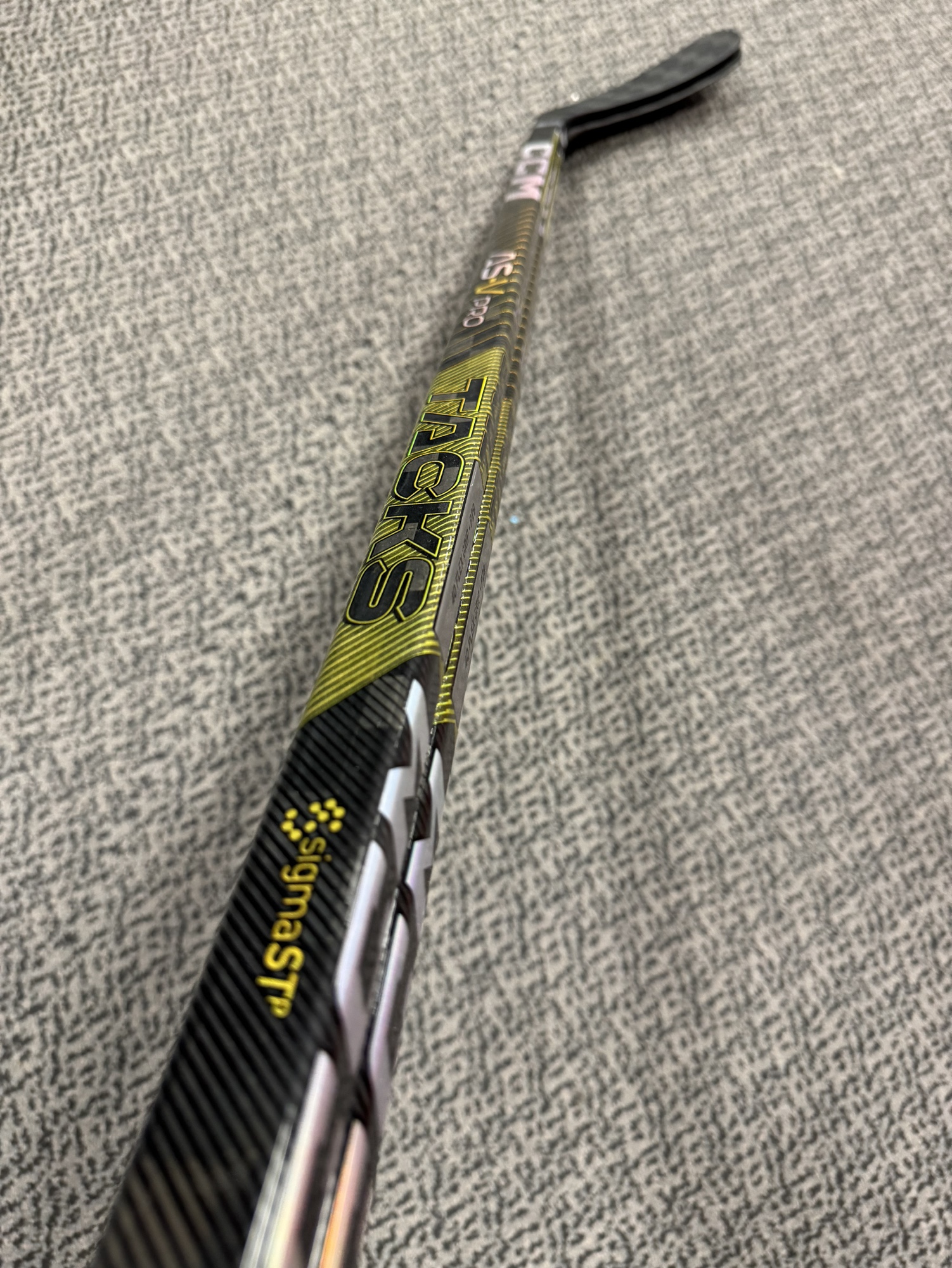 2-Pack CCM AS-V Pro 40 flex P29 curve right hand sticks | SidelineSwap