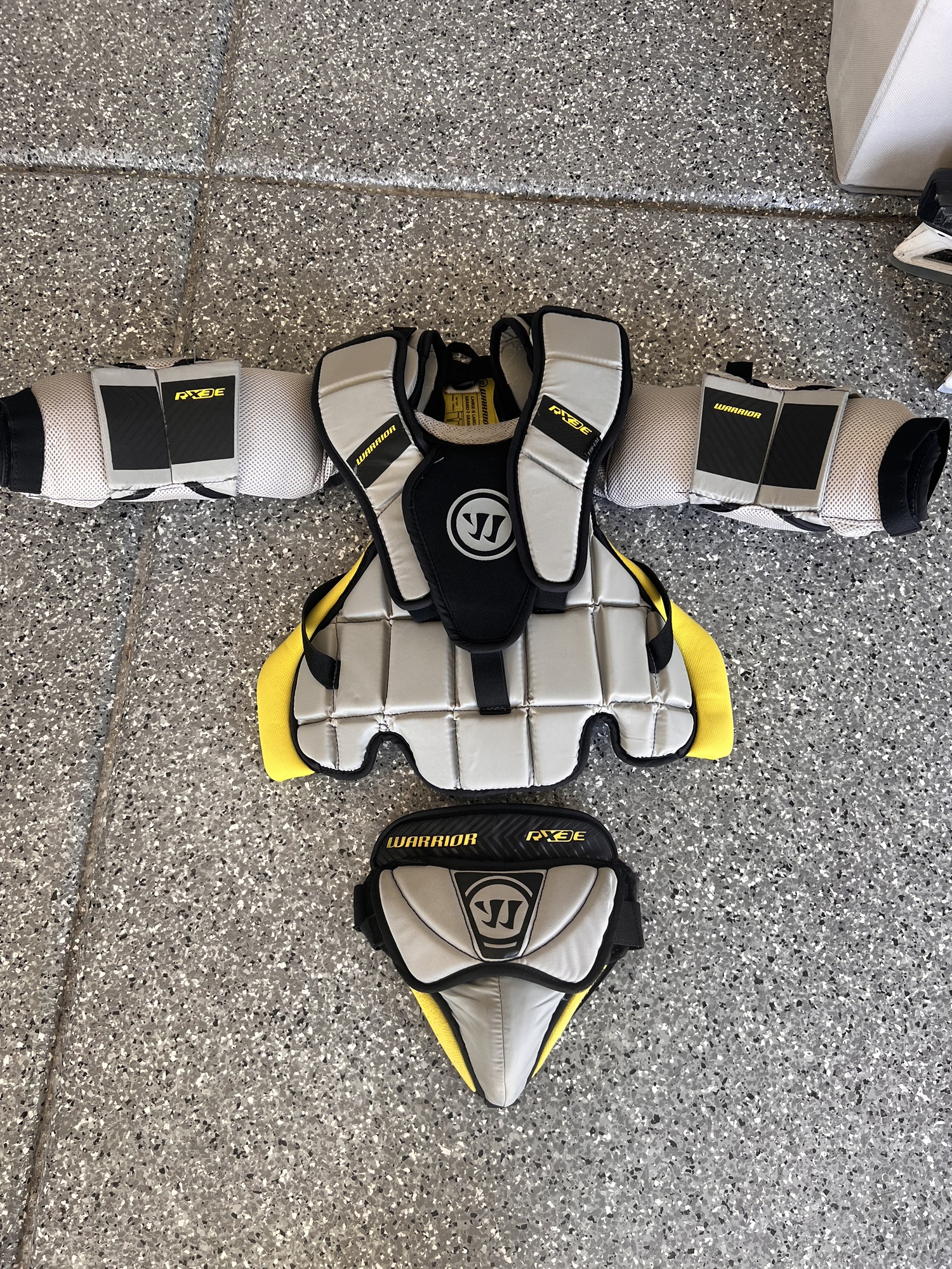 Used Warrior RX3E+ Goalie Chest Protector (Large/Extra Large) and YT ...