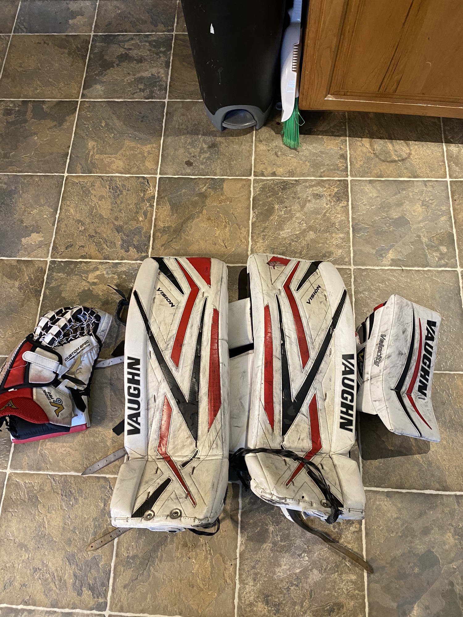 Vaughn Vision 3200 goalie pads set, size 29+1 pads custom spec ...