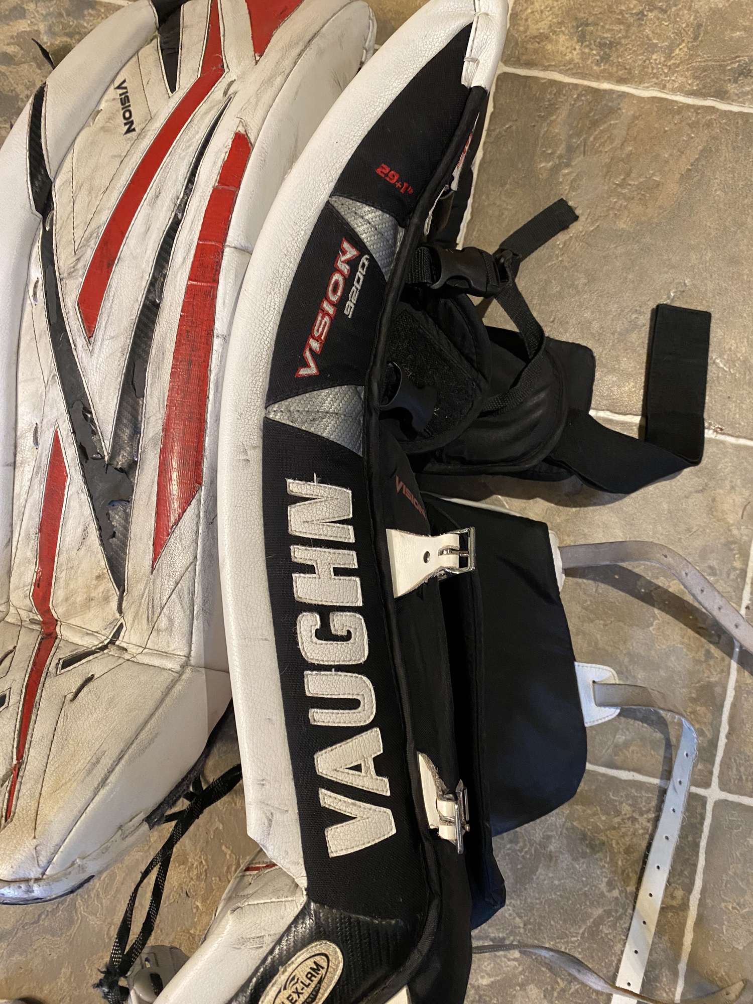 Vaughn Vision 3200 goalie pads set, size 29+1 pads custom spec ...