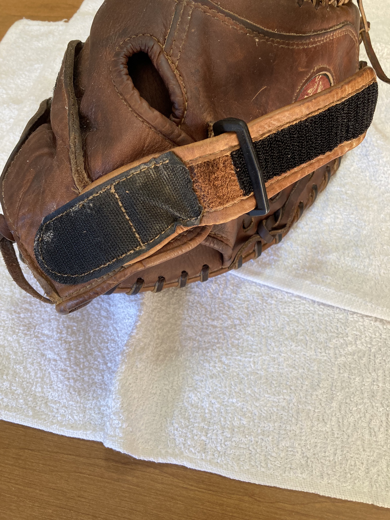Nokona fast pitch catchers mitt | SidelineSwap