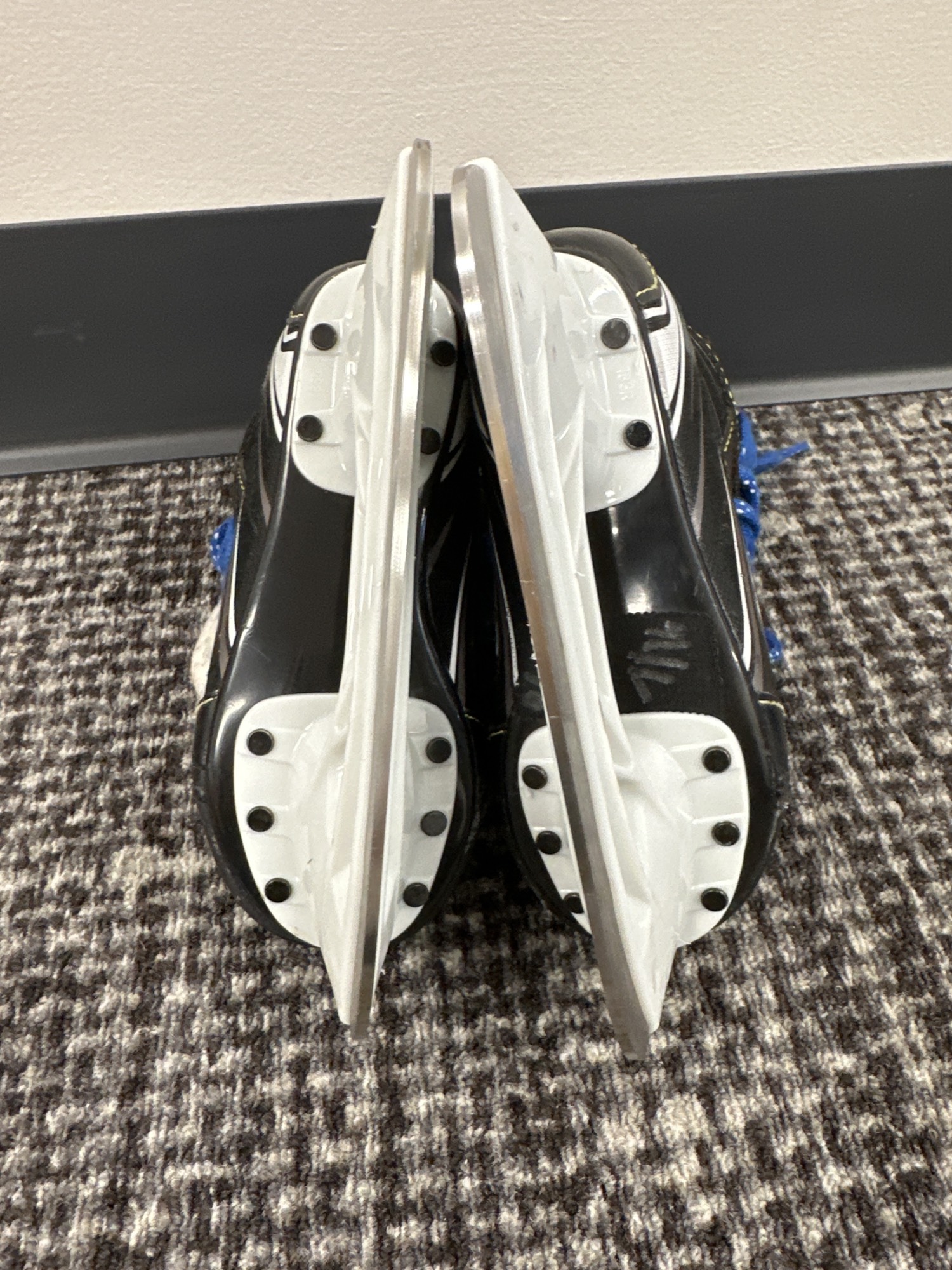 Used Youth 10 CCM 9040 Hockey Skates | SidelineSwap